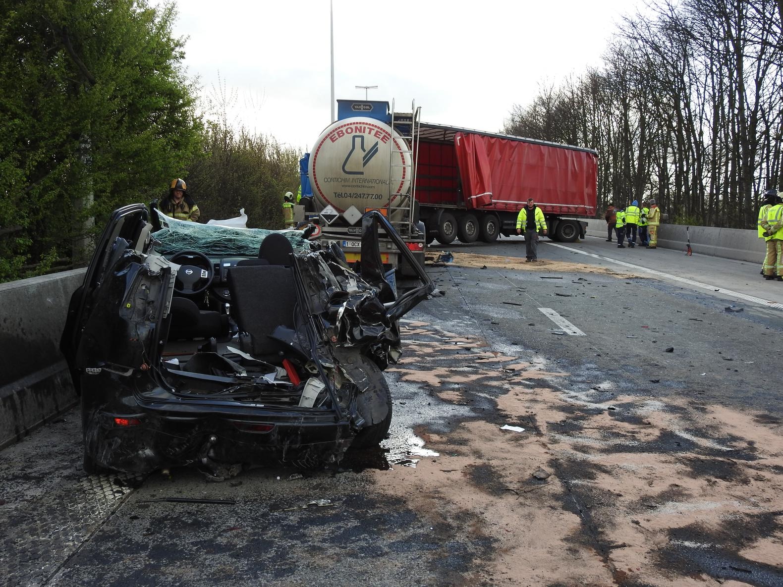 E34 richting Knokke dicht na ongeval met twee vrachtwagens en drie auto's | De Morgen