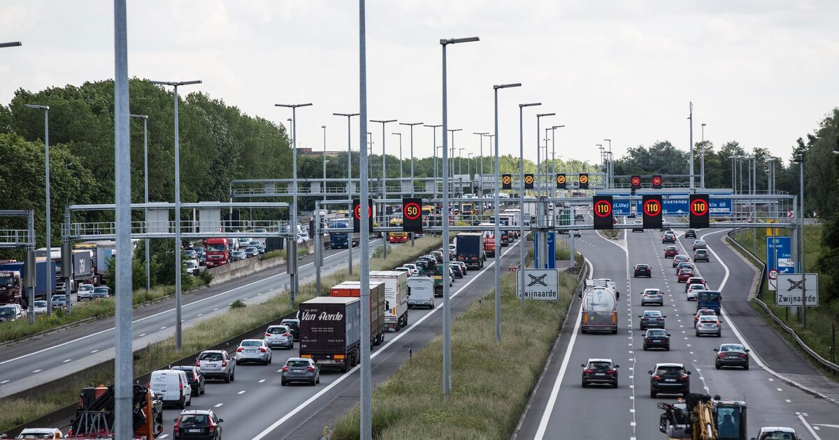 Bijna twee uur file na ongeval op E40 richting Gent in Zwijnaarde: maar ... Bijna twee uur file na ongeval op E40 richting Gent in Zwijnaarde: maar ...