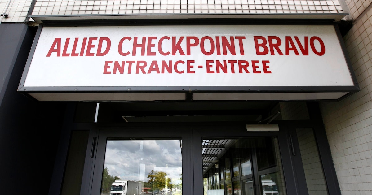 Berlijnse grenspost Checkpoint Bravo verkocht voor 45.000 euro | De Morgen