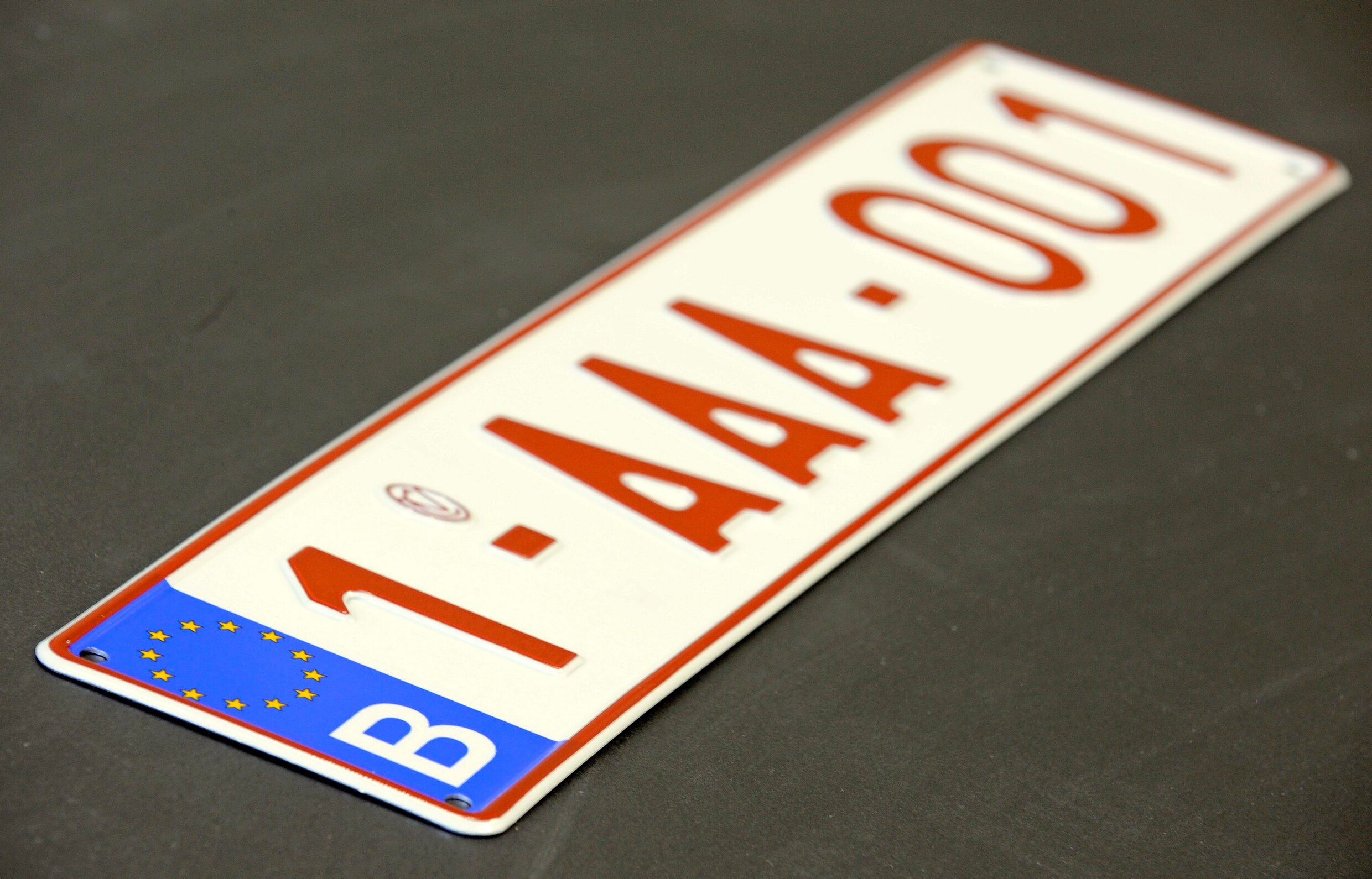 Verdubbelt regering boete voor VL-sticker op nummerplaat? | De Morgen