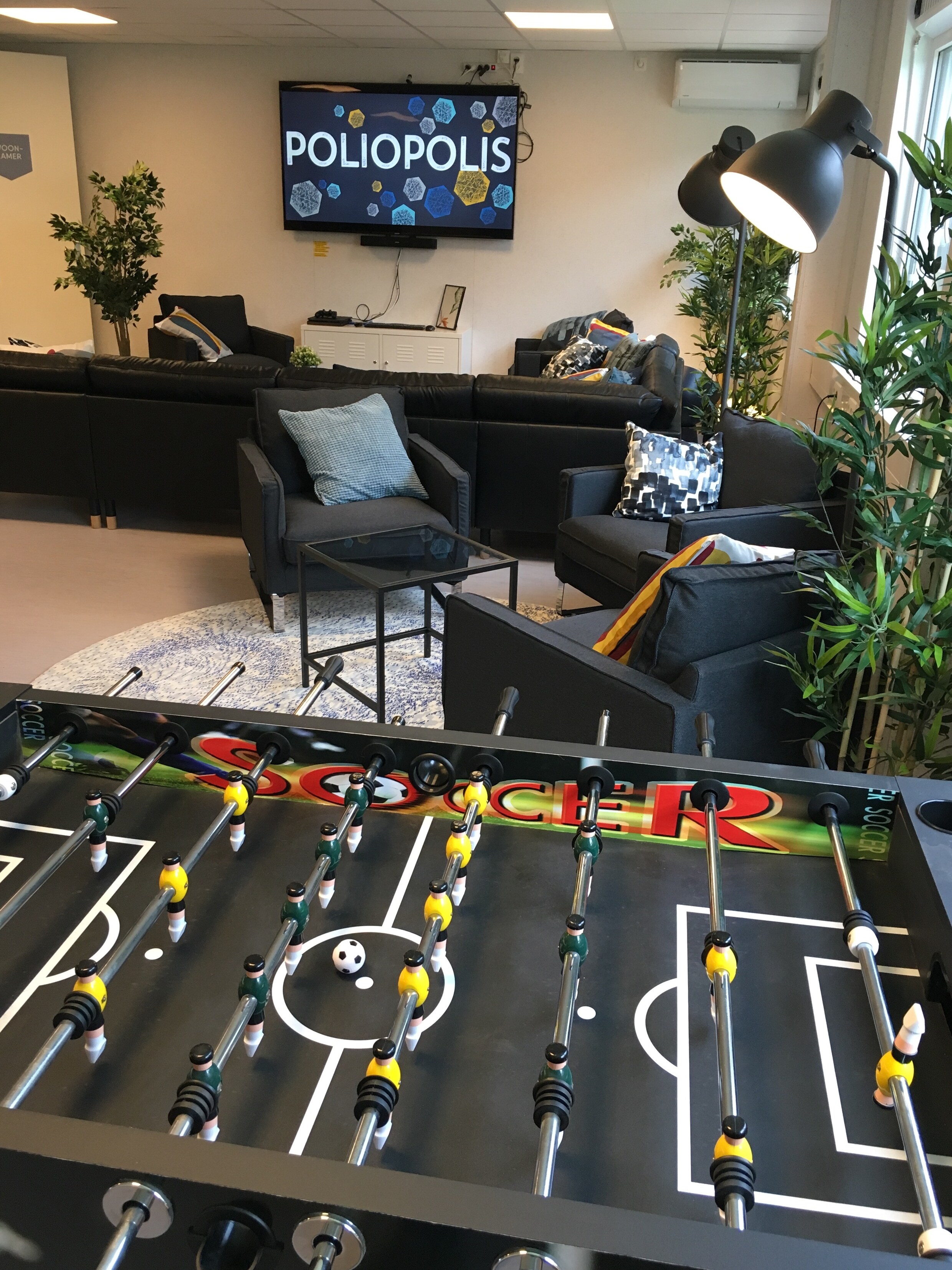 Uniek experiment Poliopolis, waarbij 30 mensen een maand in een ...