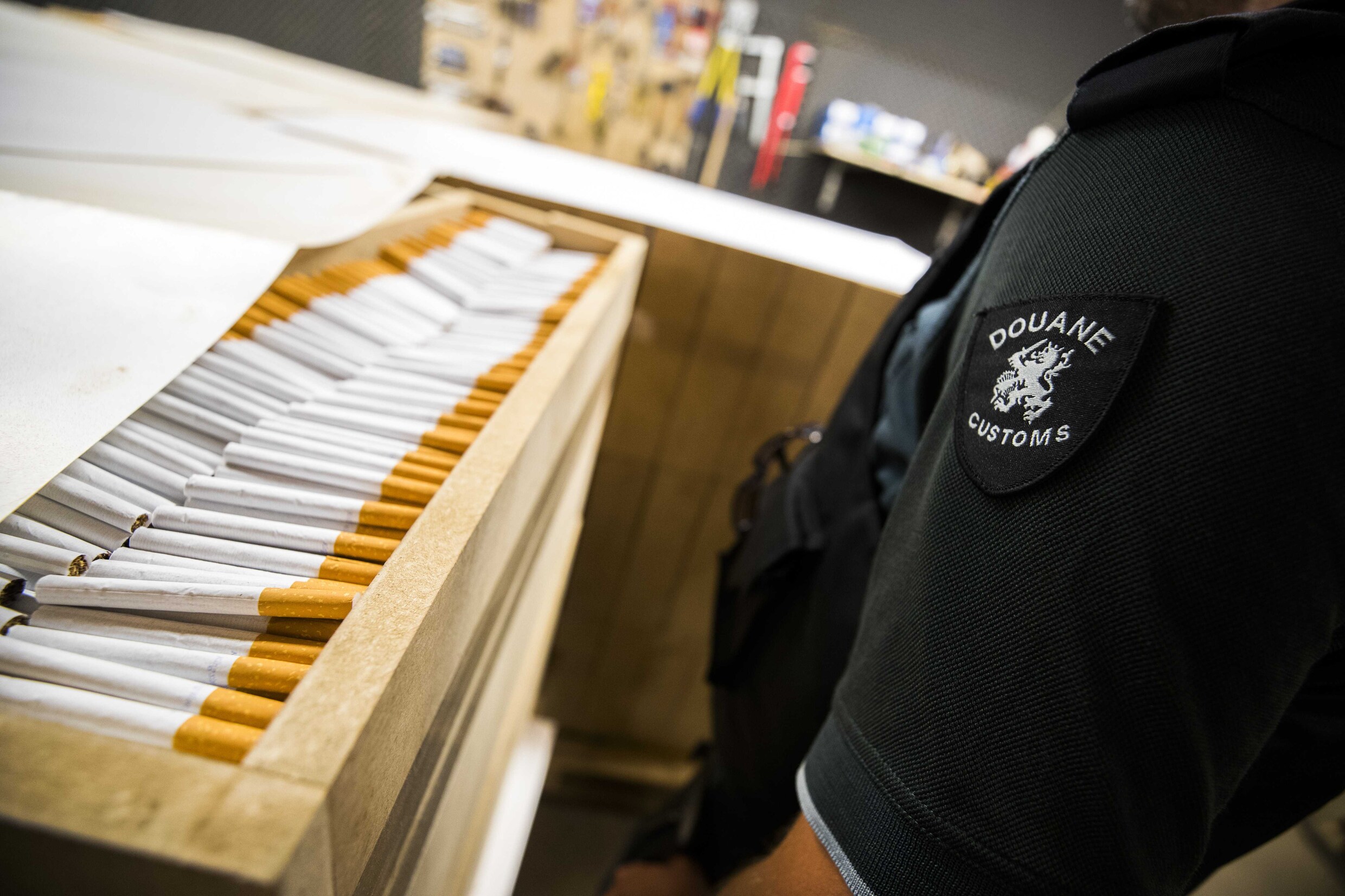 Polen en België zijn draaischijf voor illegale tabaksproductie in ...