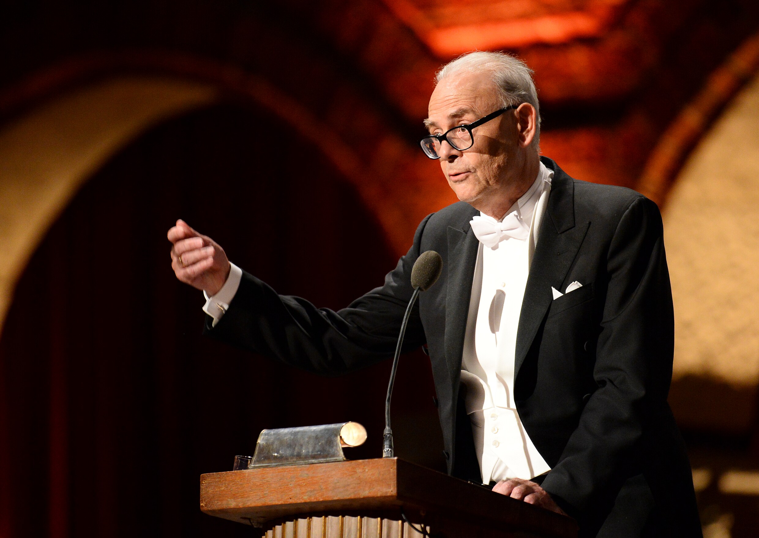 Trilogie van Modiano: driemaal ronddolen in een perifeer Parijs | De Morgen