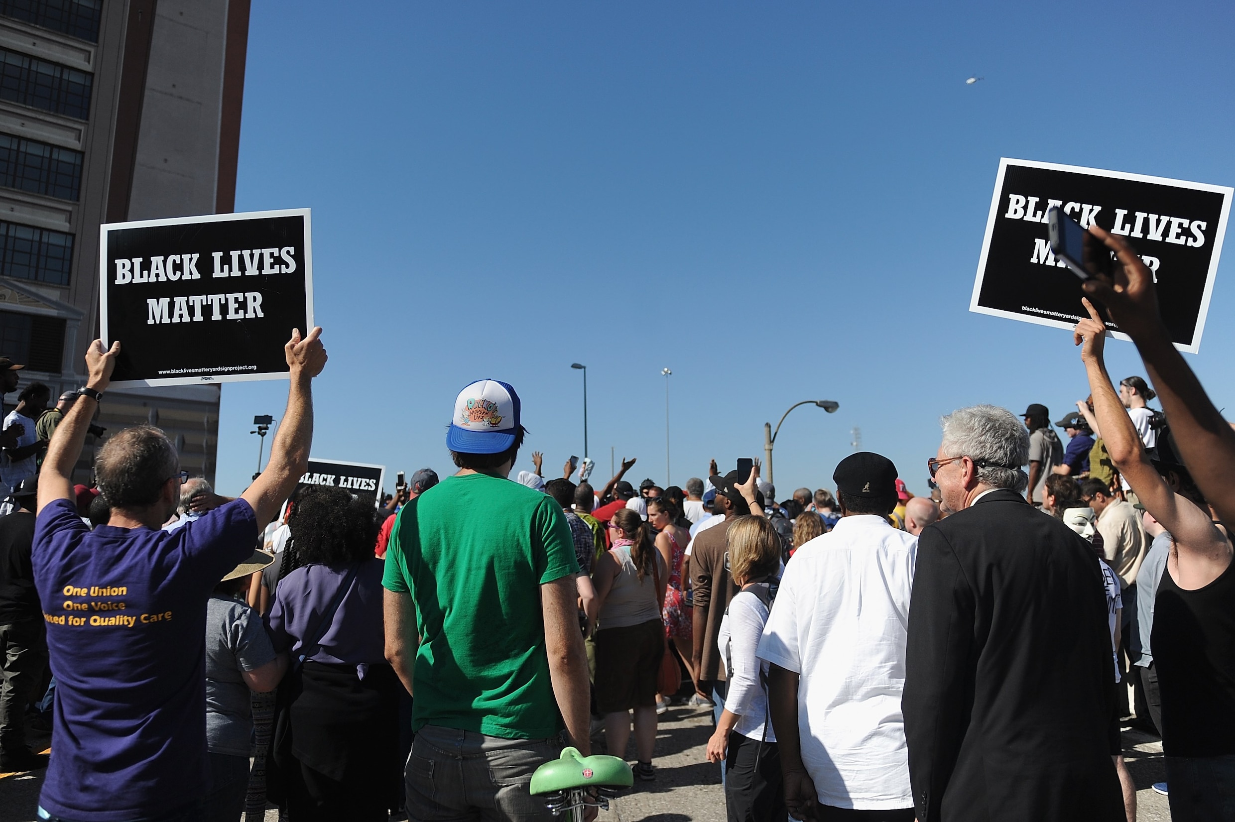 Opnieuw blanke ex-agent vrijgesproken van moord op zwarte man, betogers ...