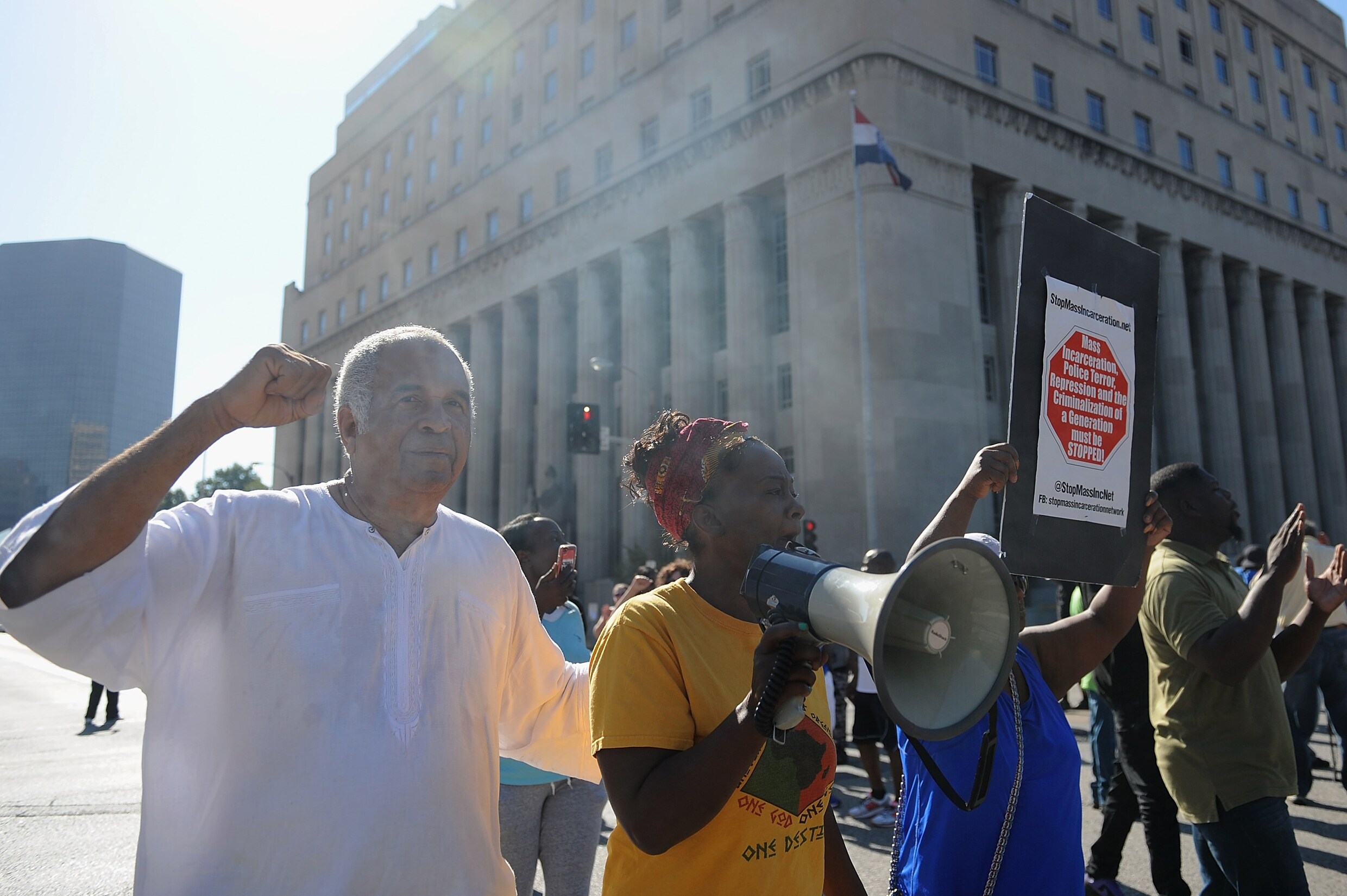 Opnieuw blanke ex-agent vrijgesproken van moord op zwarte man, betogers ...