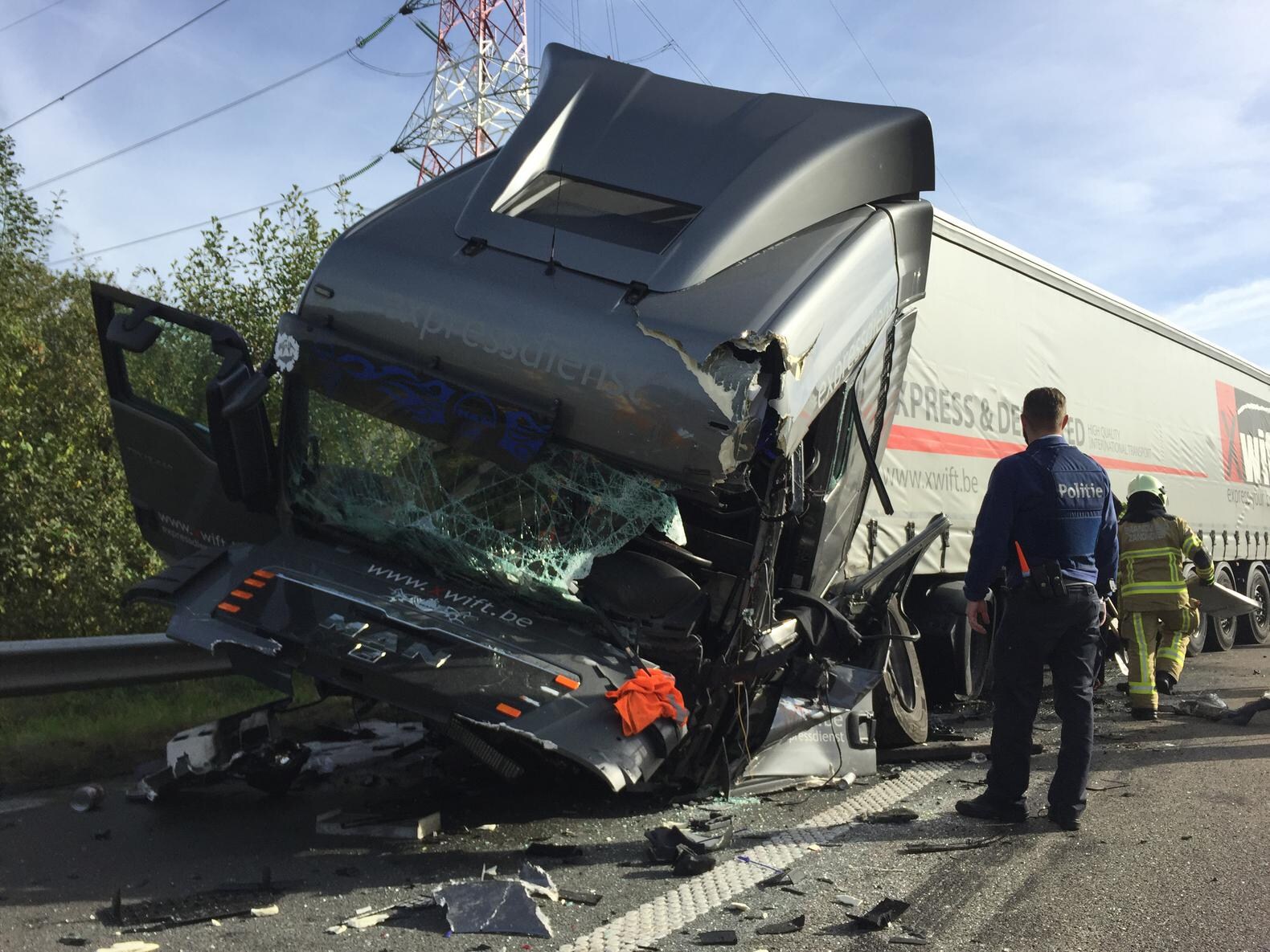 Vrachtwagens botsen op E313: twaalf kilometer file richting Antwerpen | De Morgen