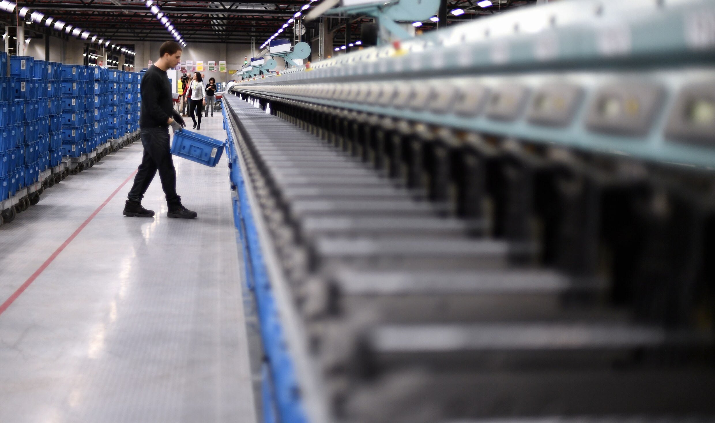 Nieuw sorteercentrum van bpost verwerkt tot 300.000 pakjes en 2,4 ...