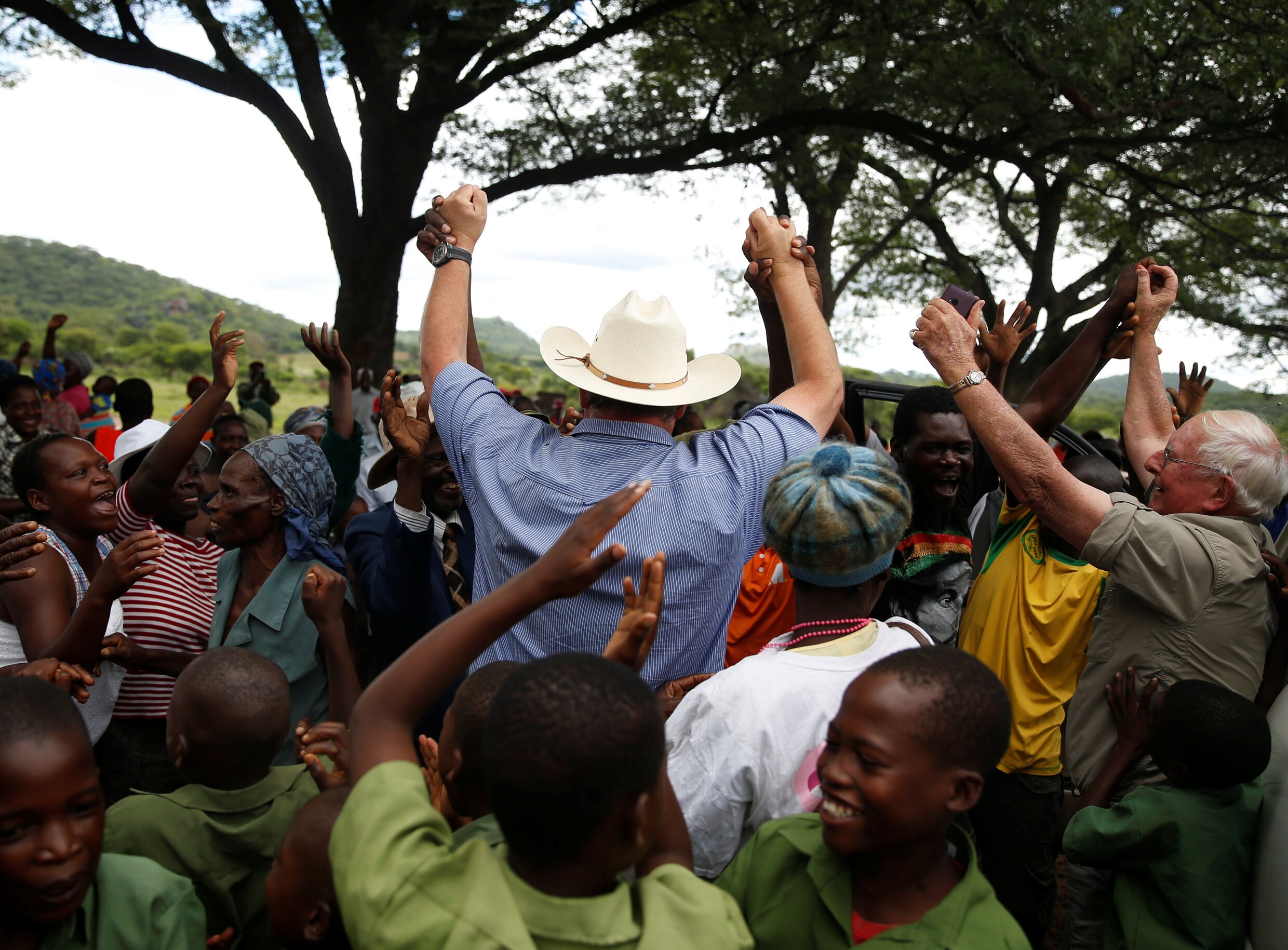 In Zimbabwe gebeurt het ondenkbare: blanke boeren keren onder applaus ...