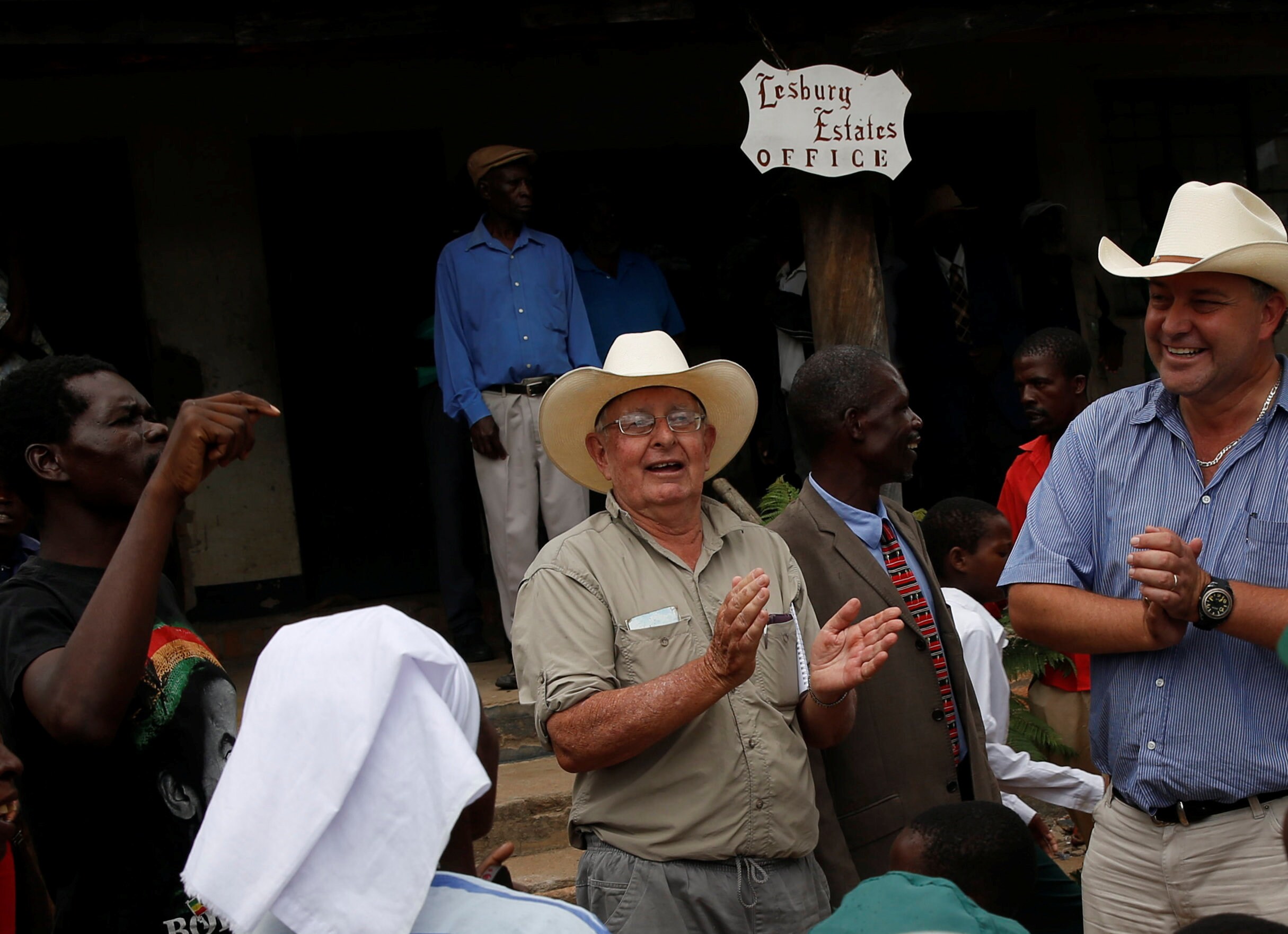 In Zimbabwe gebeurt het ondenkbare: blanke boeren keren onder applaus ...