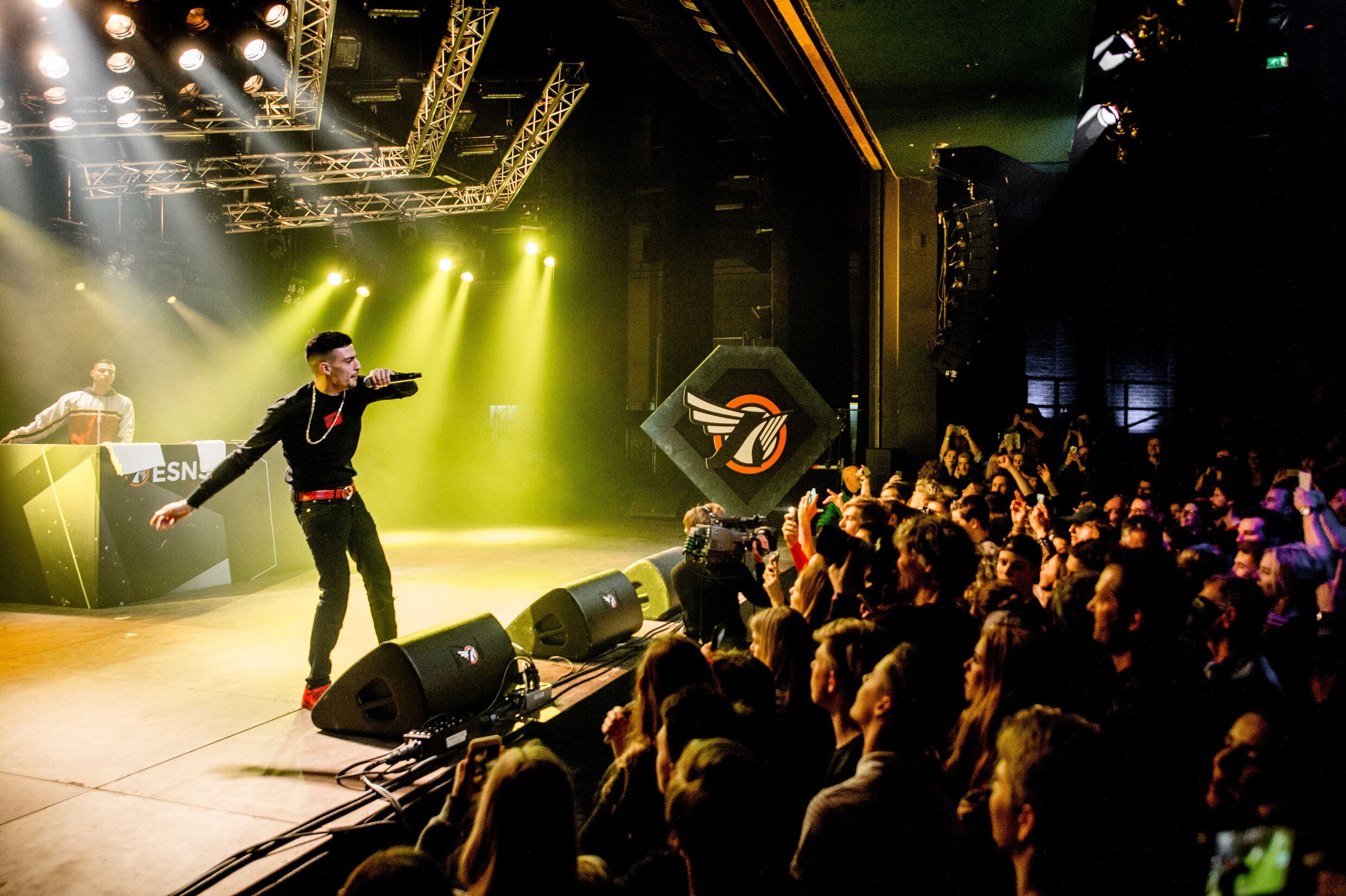 Waarom overklassen Nederlandse rappers de Belgen in onze hitlijsten ...