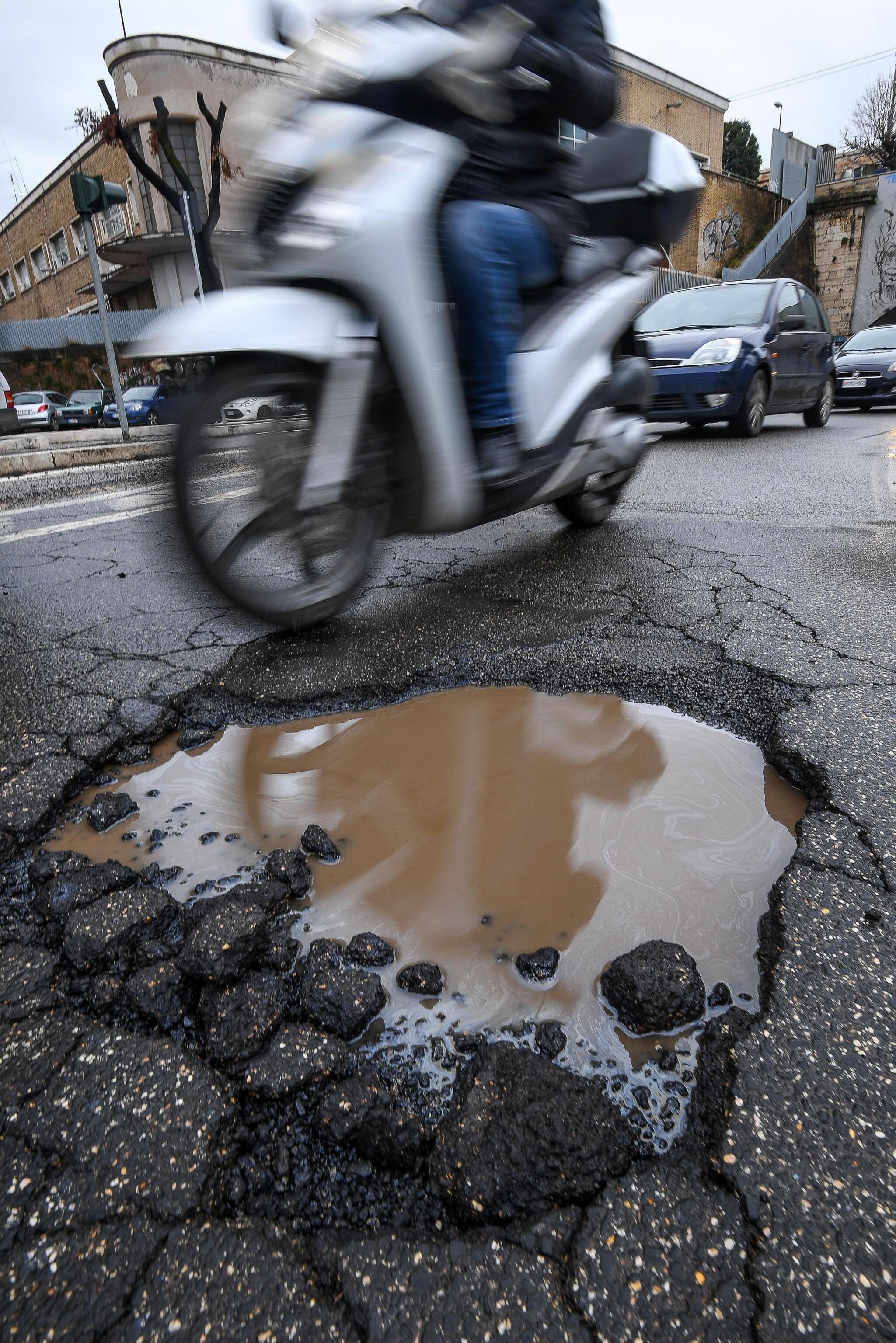 All roads lead to Rome, where potholes will destroy your tires | De Morgen