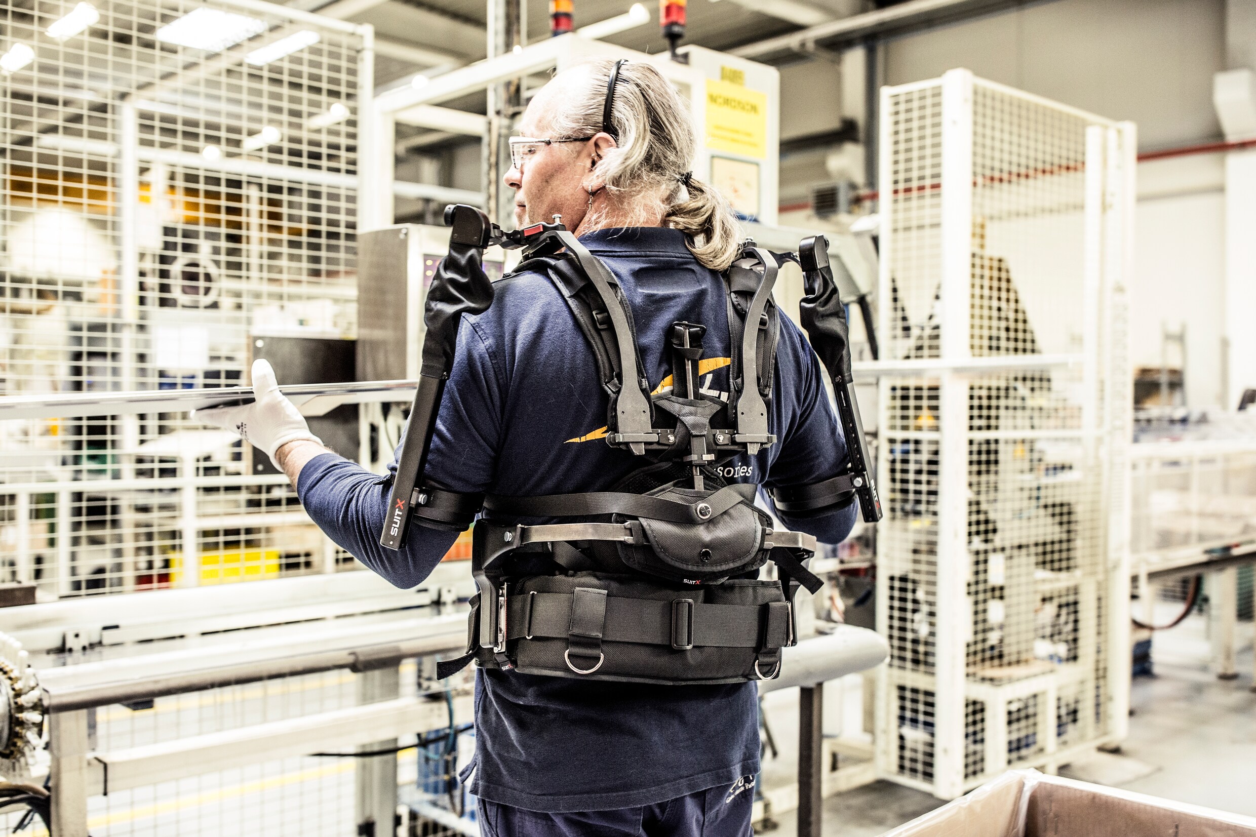 Zware dozen tillen? Even een exoskelet aantrekken | De Morgen