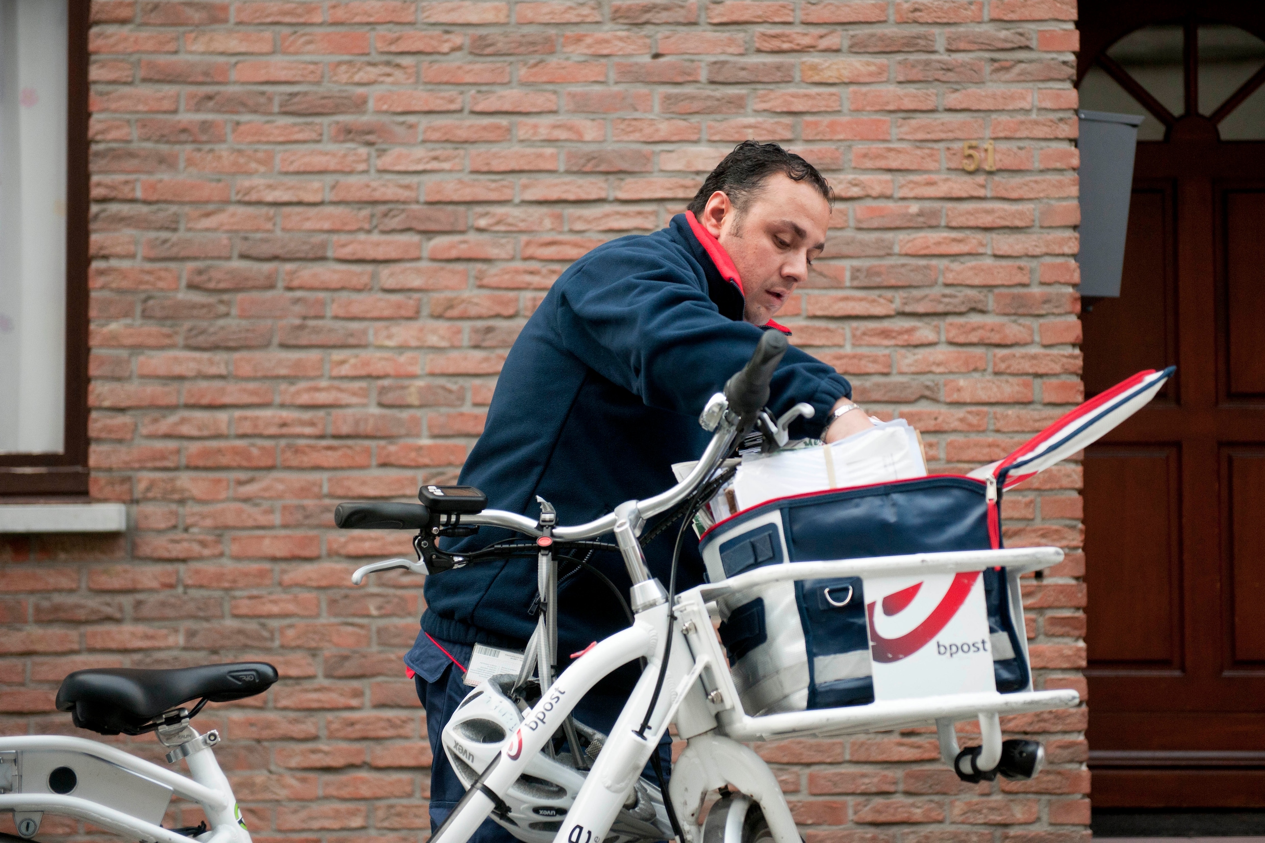Bpost schrapt vanaf 2020 postrondes, maar wat met de postbode? | De Morgen