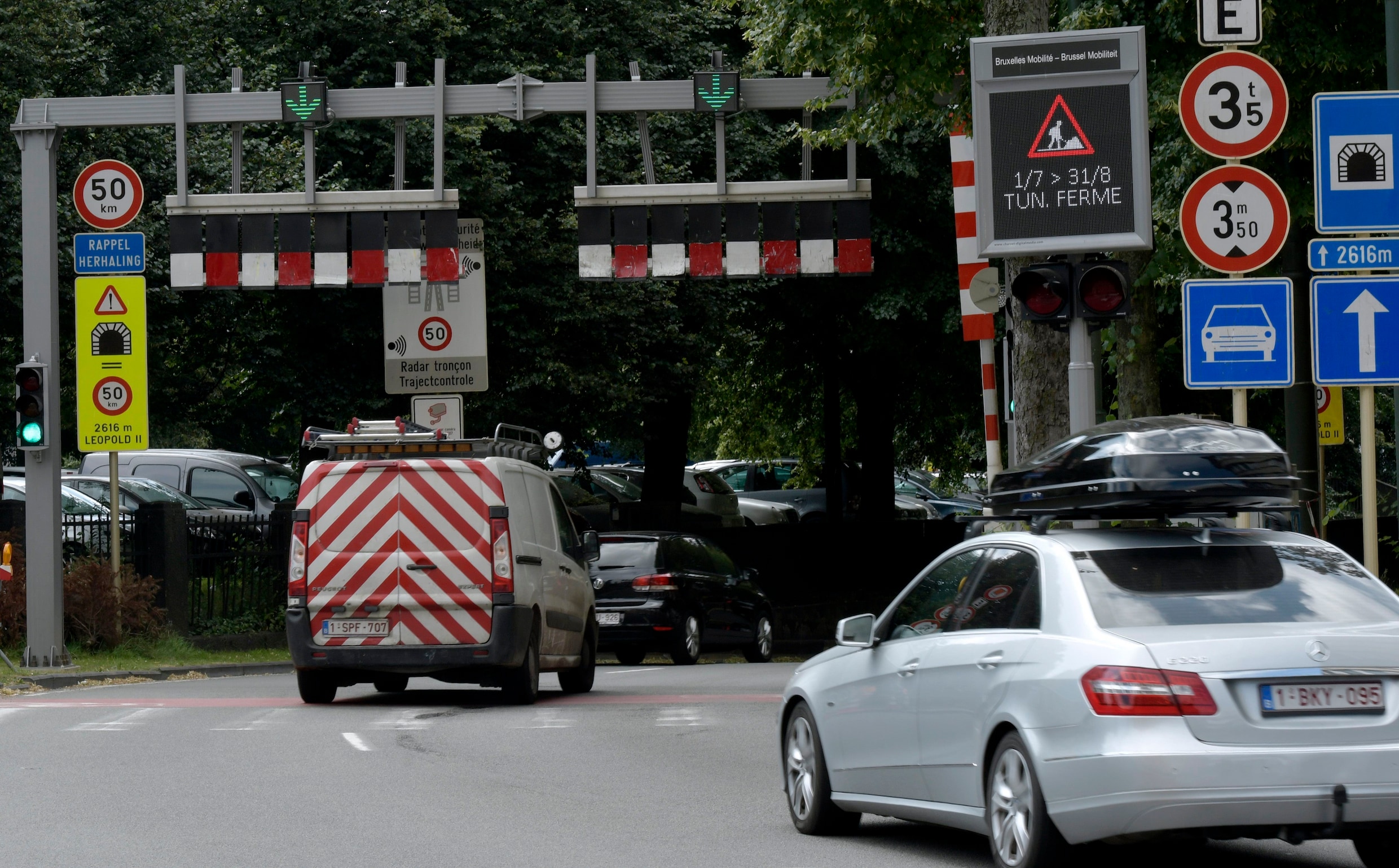 Bestelwagen rijdt in op file: dode en E19 richting Antwerpen afgesloten ...