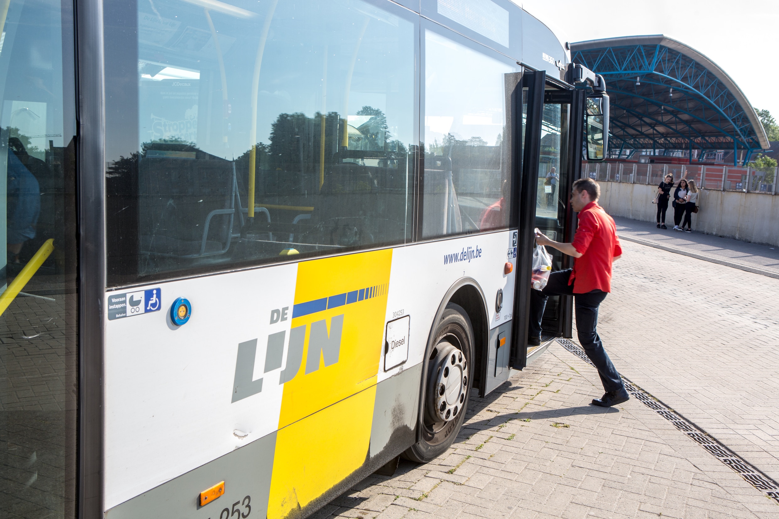Kritiek op opslag directie bij De Lijn | De Morgen