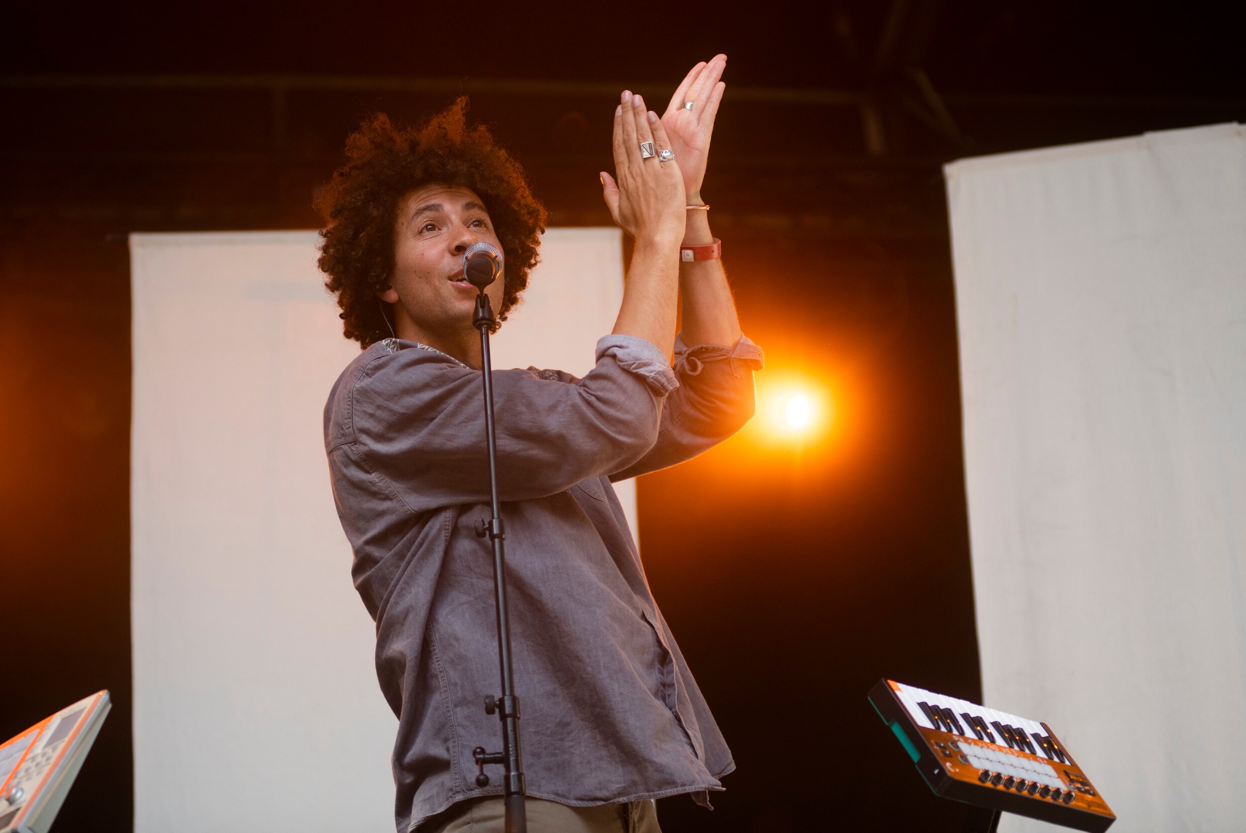 Témé Tan op Couleur Café: wereldreiziger in zijn eigen universum | De ...