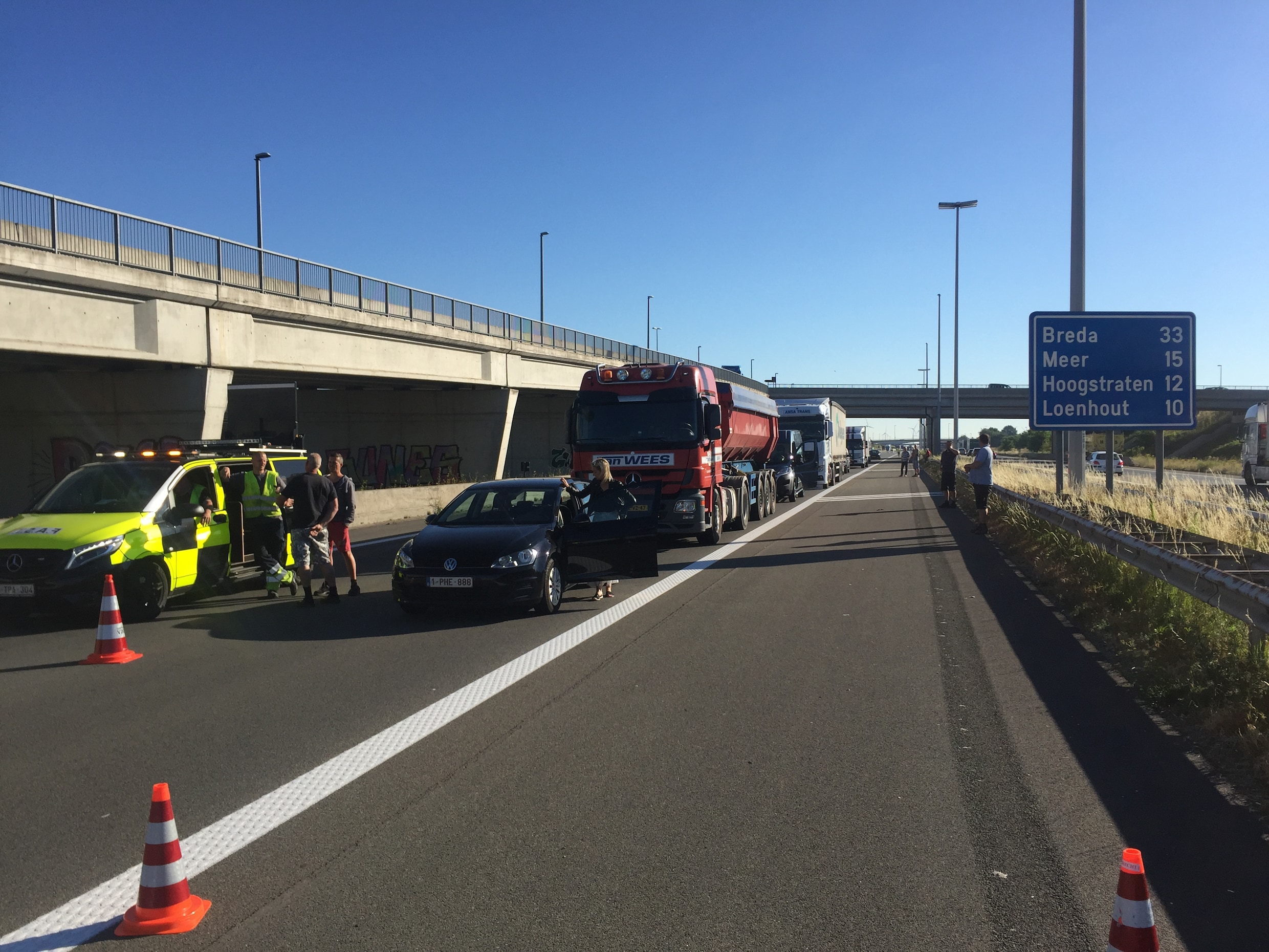 Bestelwagen rijdt in op file: dode en E19 richting Antwerpen afgesloten ...