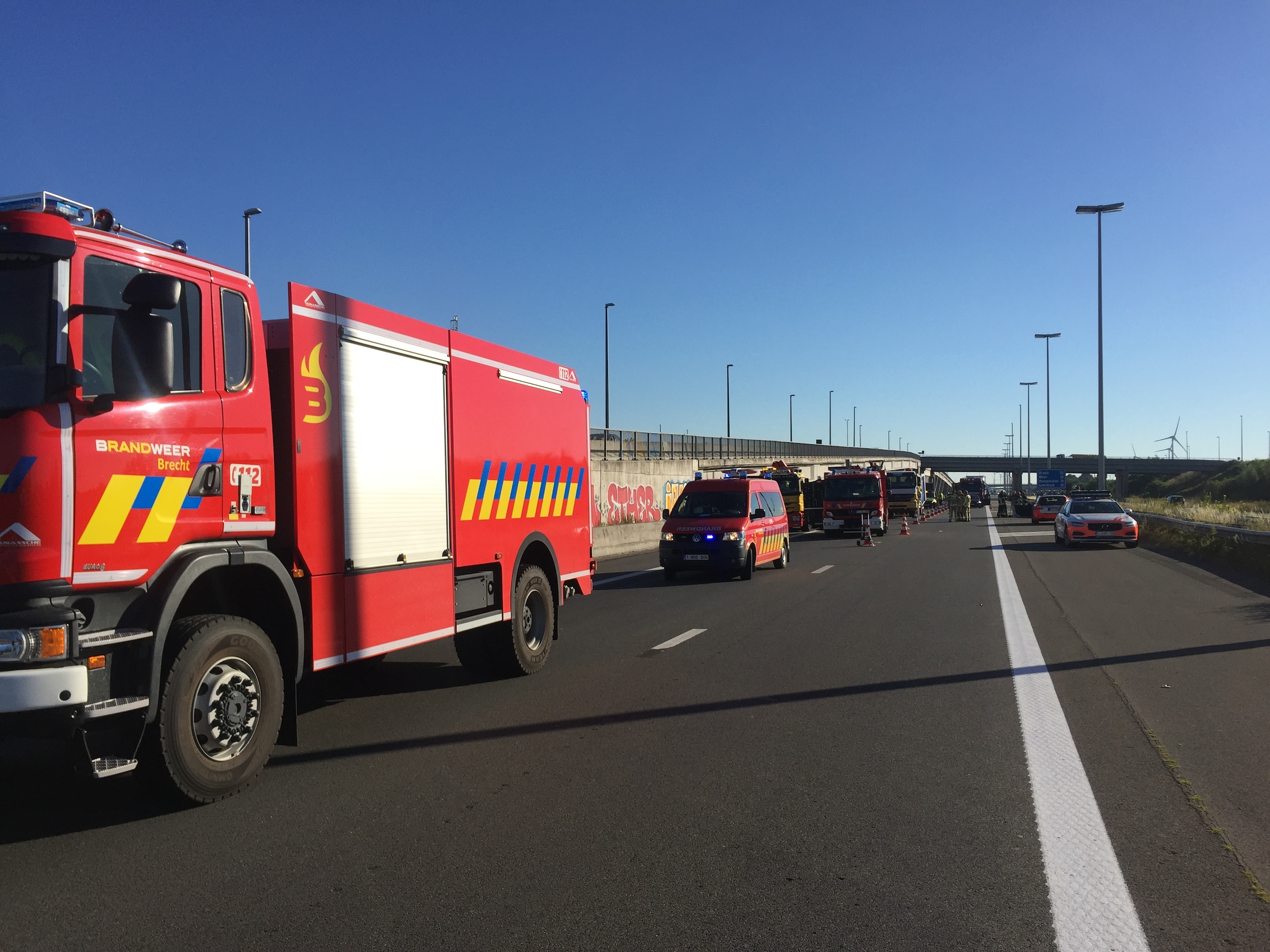 Bestelwagen rijdt in op file: dode en E19 richting Antwerpen afgesloten ...
