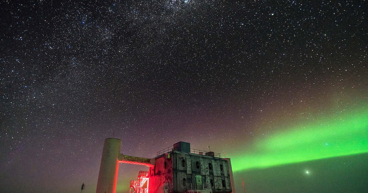 Kosmisch ‘spookdeeltje’ op heterdaad betrapt diep in Zuidpool-ijs | De ...