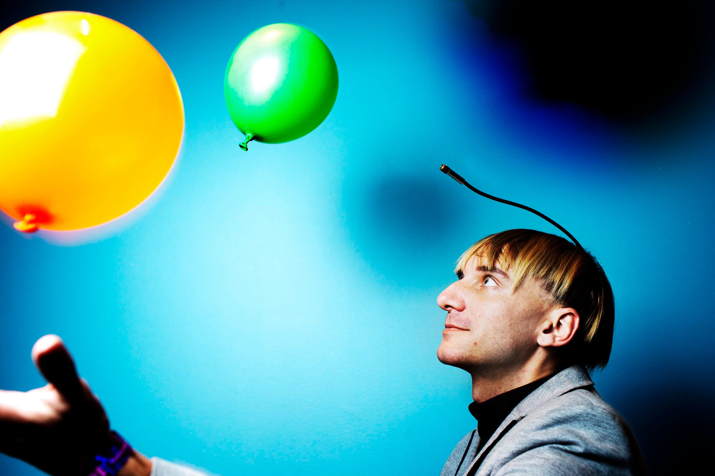 De man die een antenne liet implanteren om kleuren te horen | De Morgen