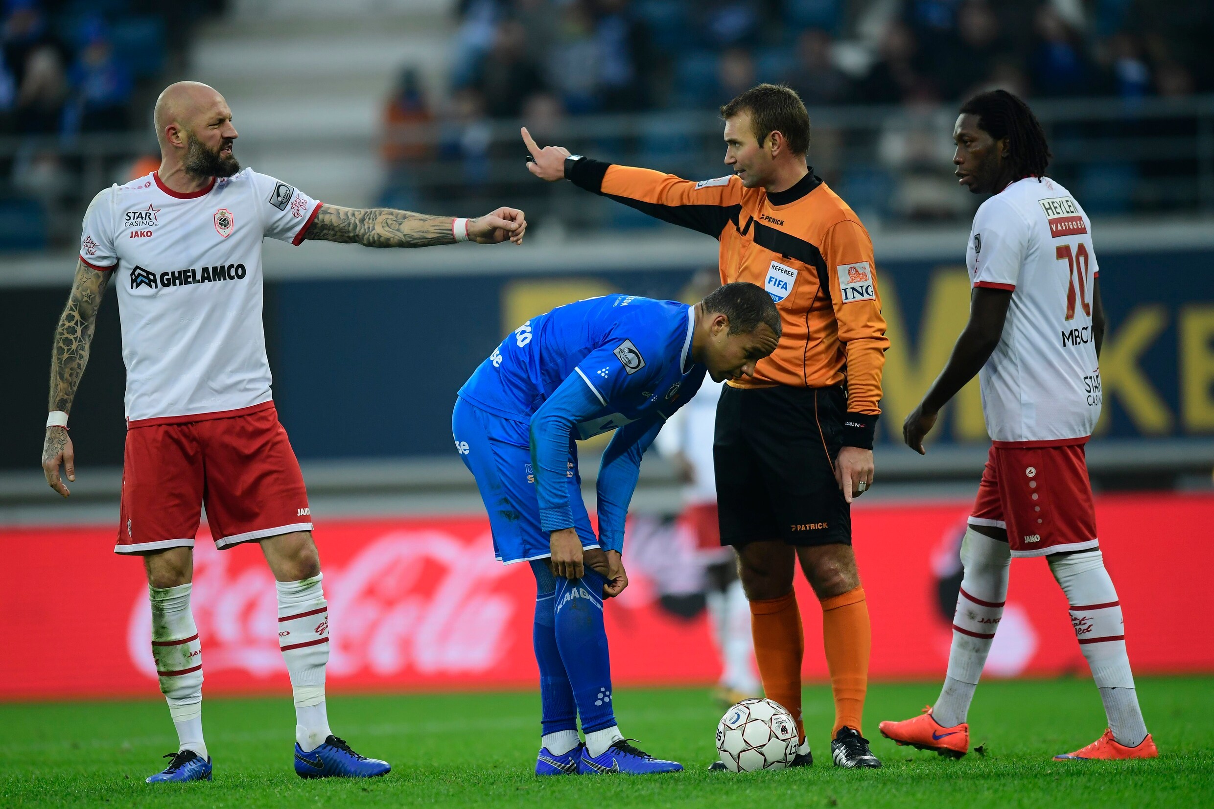 “Als het zo gaat, moet je de VAR overal laten beslissen. Dan kunnen de ...