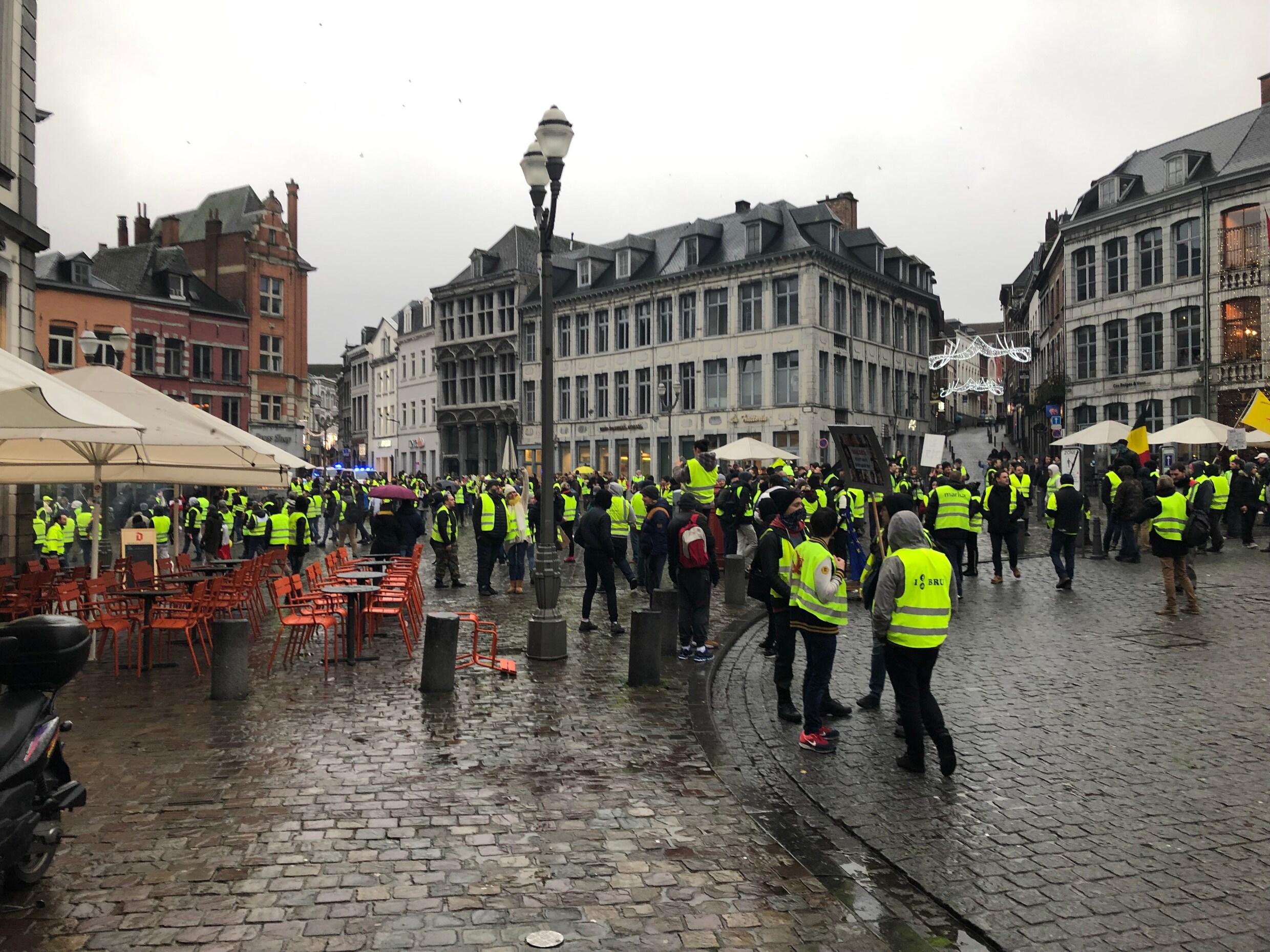 Vierhonderd gele hesjes op straat in Bergen: betoging neemt omweg tot ...