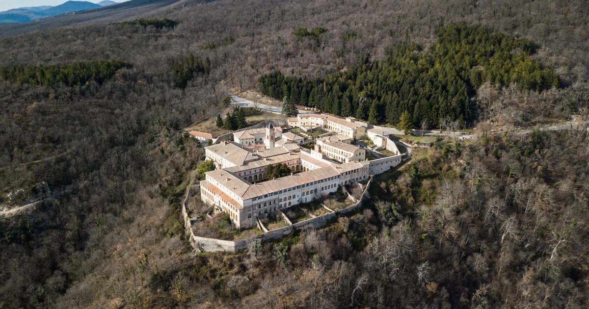 In dit oude klooster komt Steve Bannons gladiatorenschool voor ...