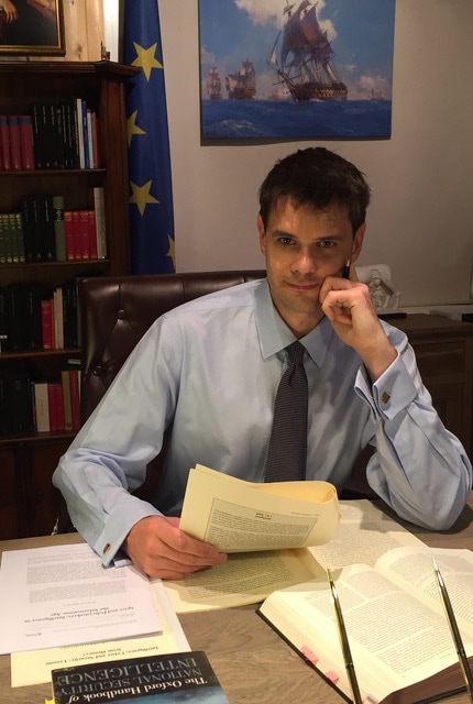 Stel nieuw management aan om inlichtingendiensten aan te sturen | De Morgen