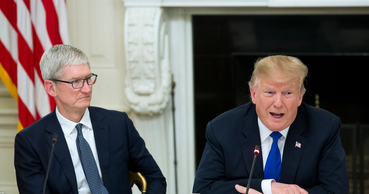 Trump noemt Apple-CEO Tim Cook “Tim Apple”, terwijl hij naast hem zit ...