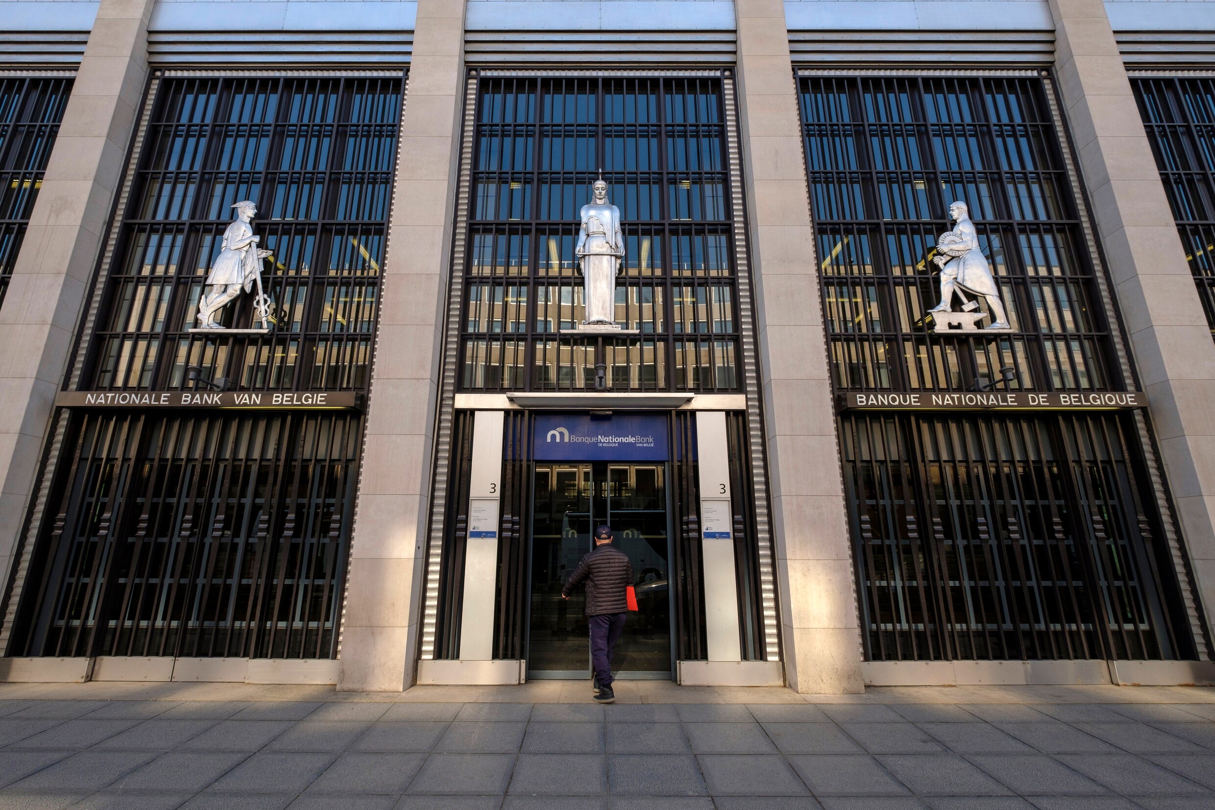 Nationale banken gaan zwaar in het rood: gaat u dat straks ook voelen ...