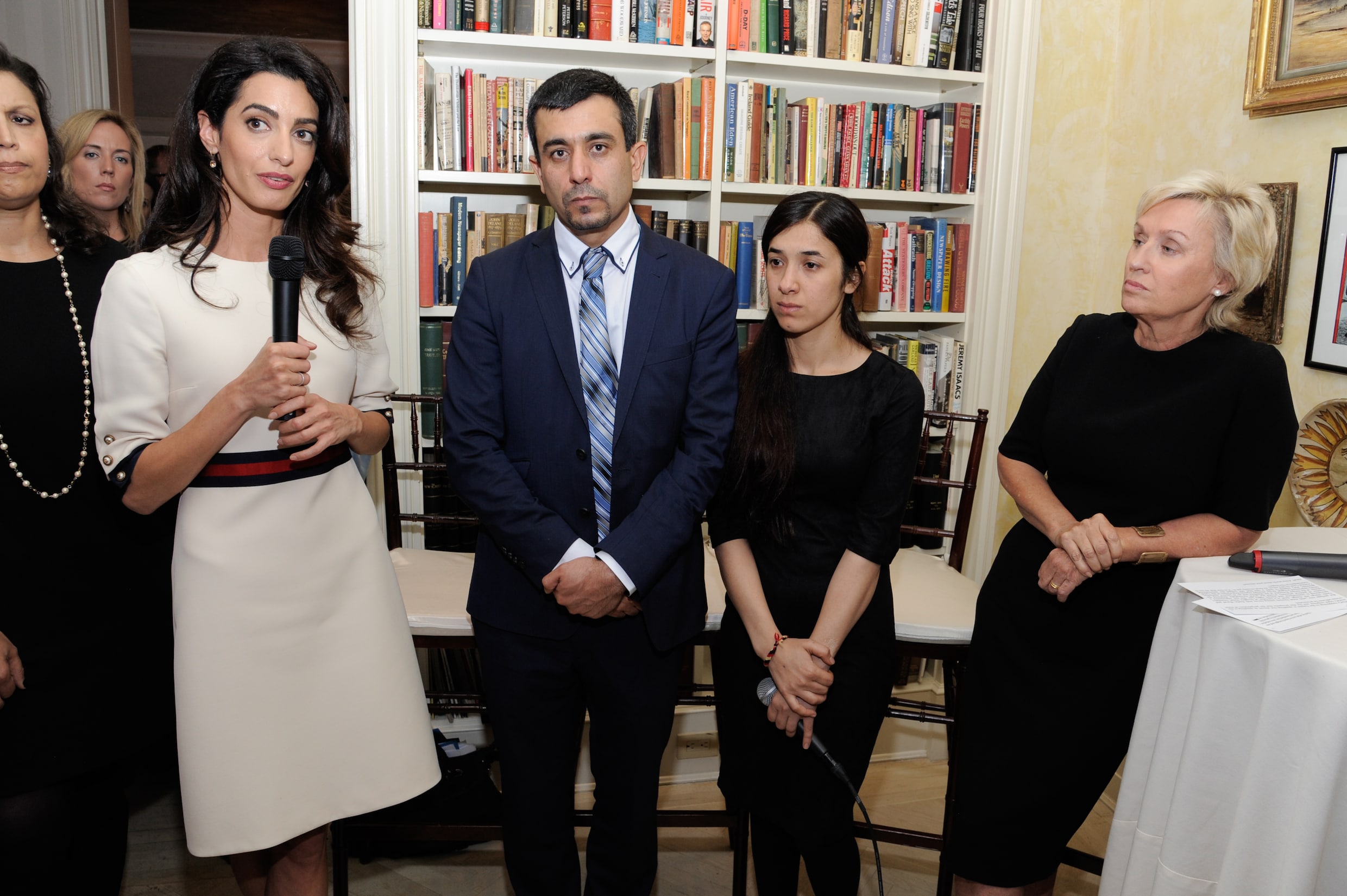 Amal Clooney klaagt Franse multinational aan voor miljoenendeals met IS ...