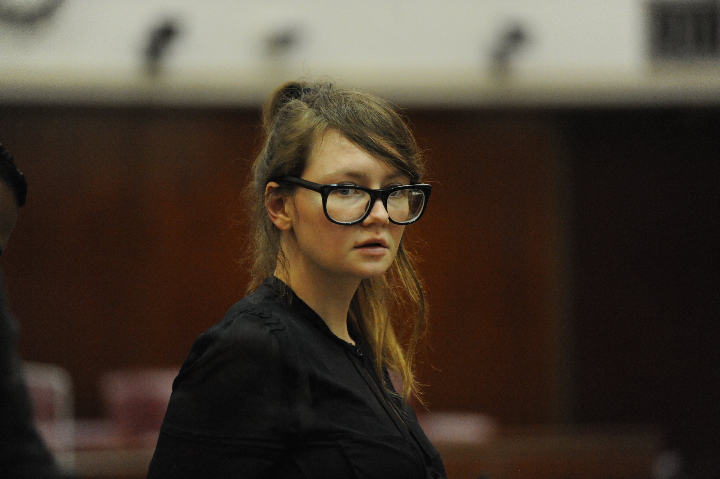 Enkelband weerhoudt beroemde oplichter er niet van mee te doen aan ...