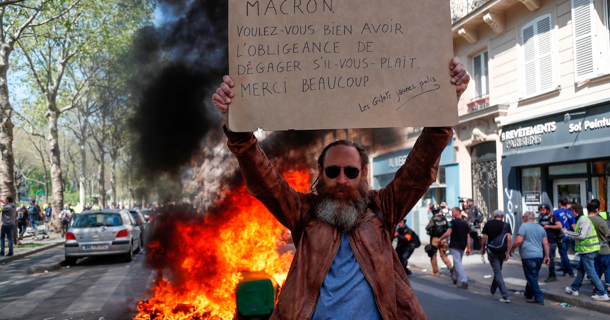 ‘Gele hesjes’ in Parijs: plunderingen, brandende auto's en traangas ...