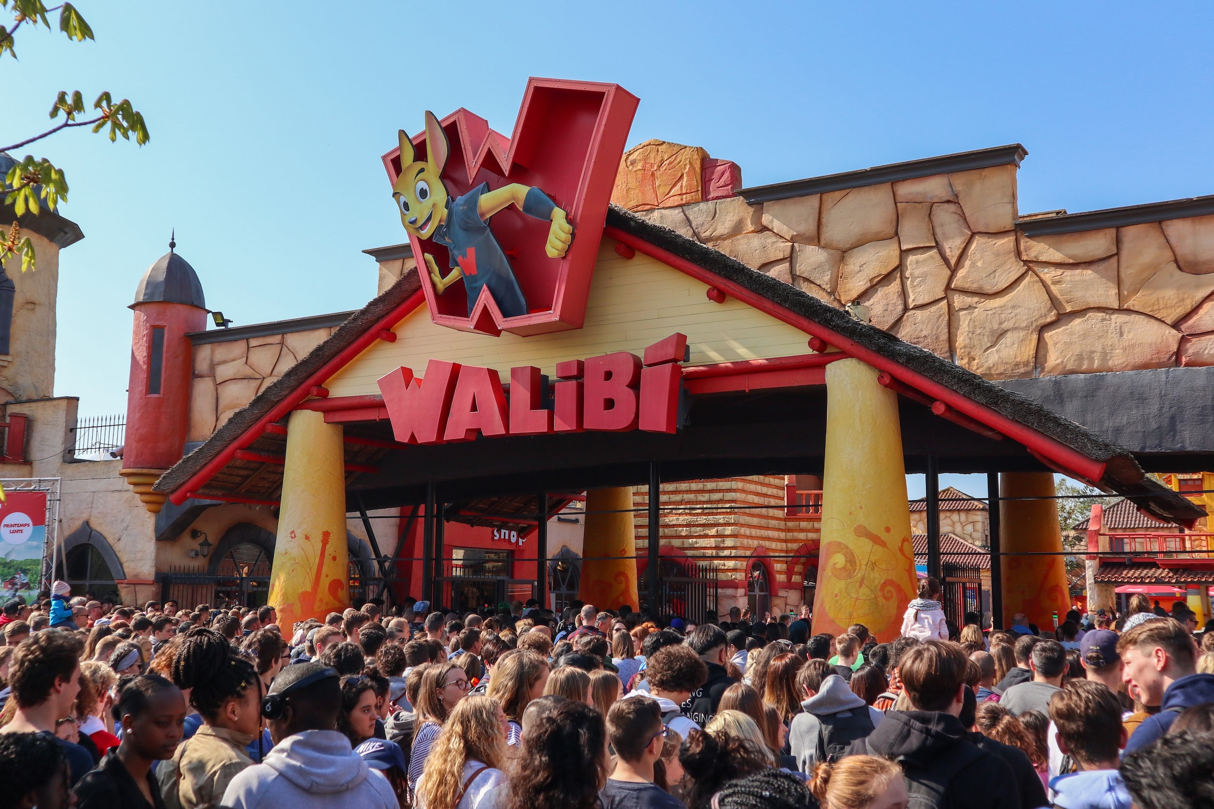 Kind (3) overleden na aanrijding op parking van pretpark Walibi | De Morgen
