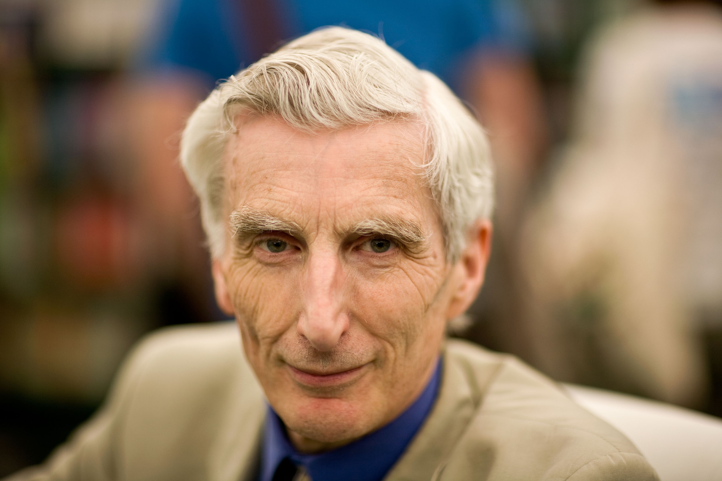 Astronoom Martin Rees: ‘Tegen eind deze eeuw wonen er allicht al ...