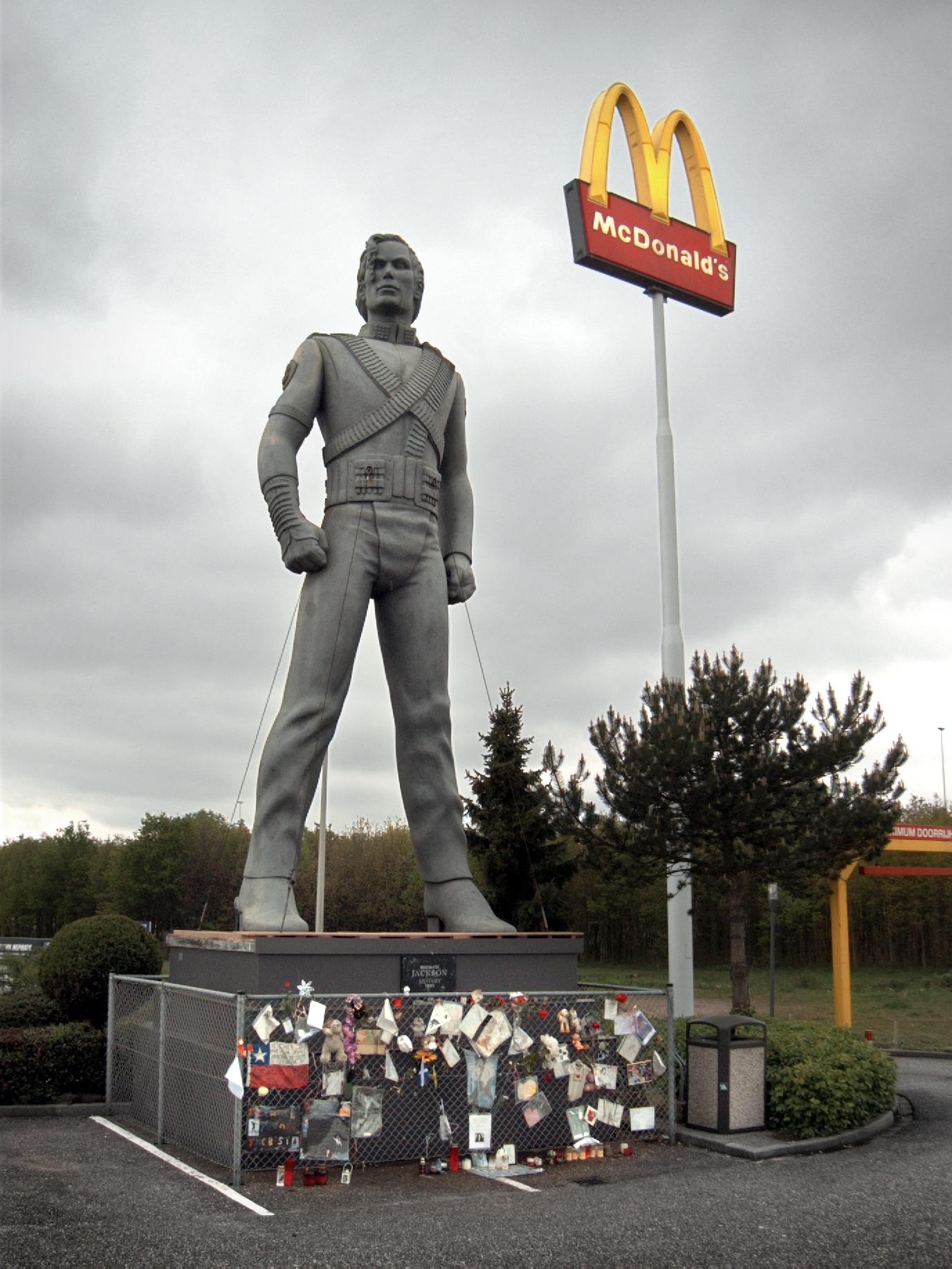 Eigenaar geeft de hoop op: niemand wil dit tien meter hoge Michael ...