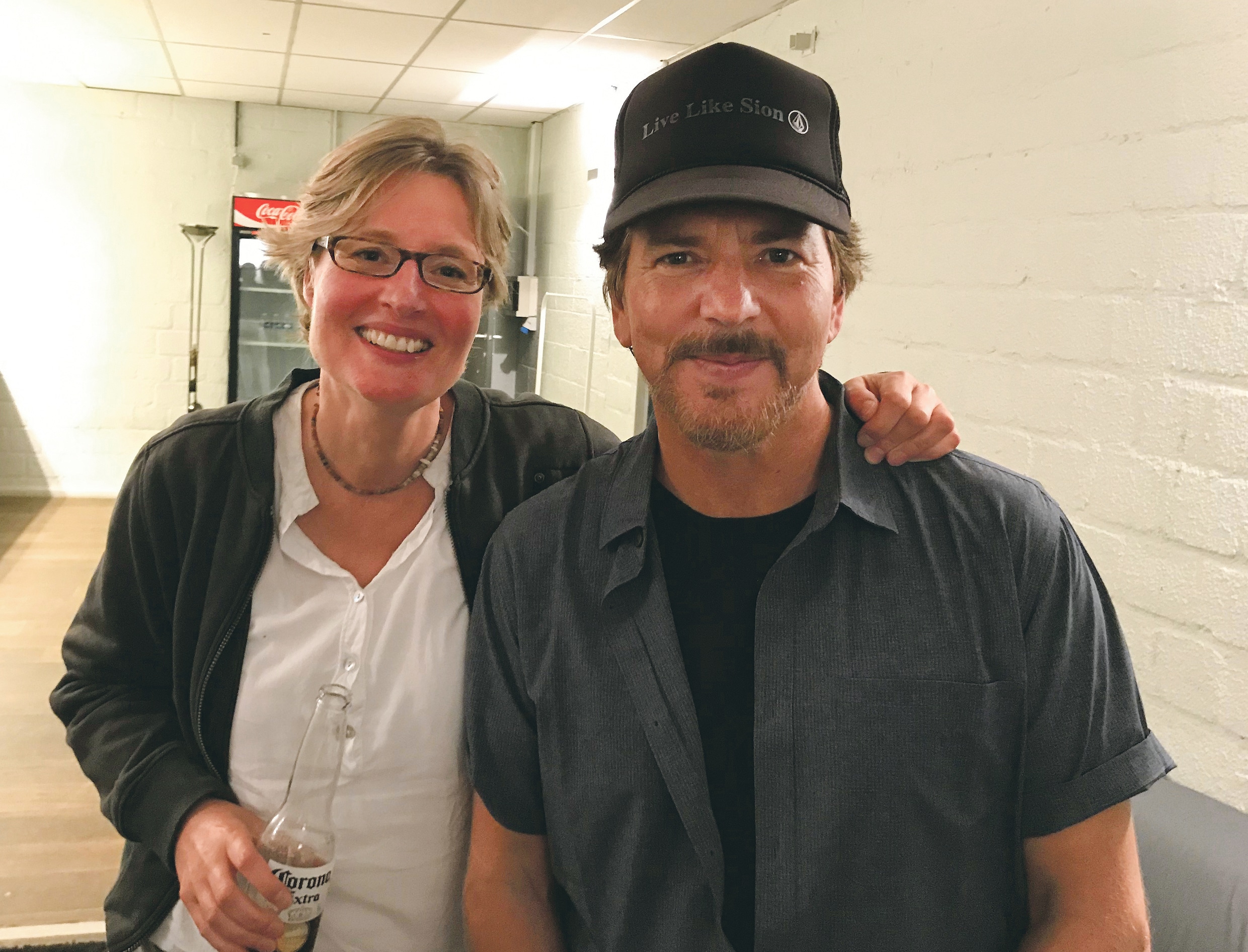 ‘Je hebt nog steeds dezelfde glimlach’: Eddie Vedder herenigd met vrouw ...