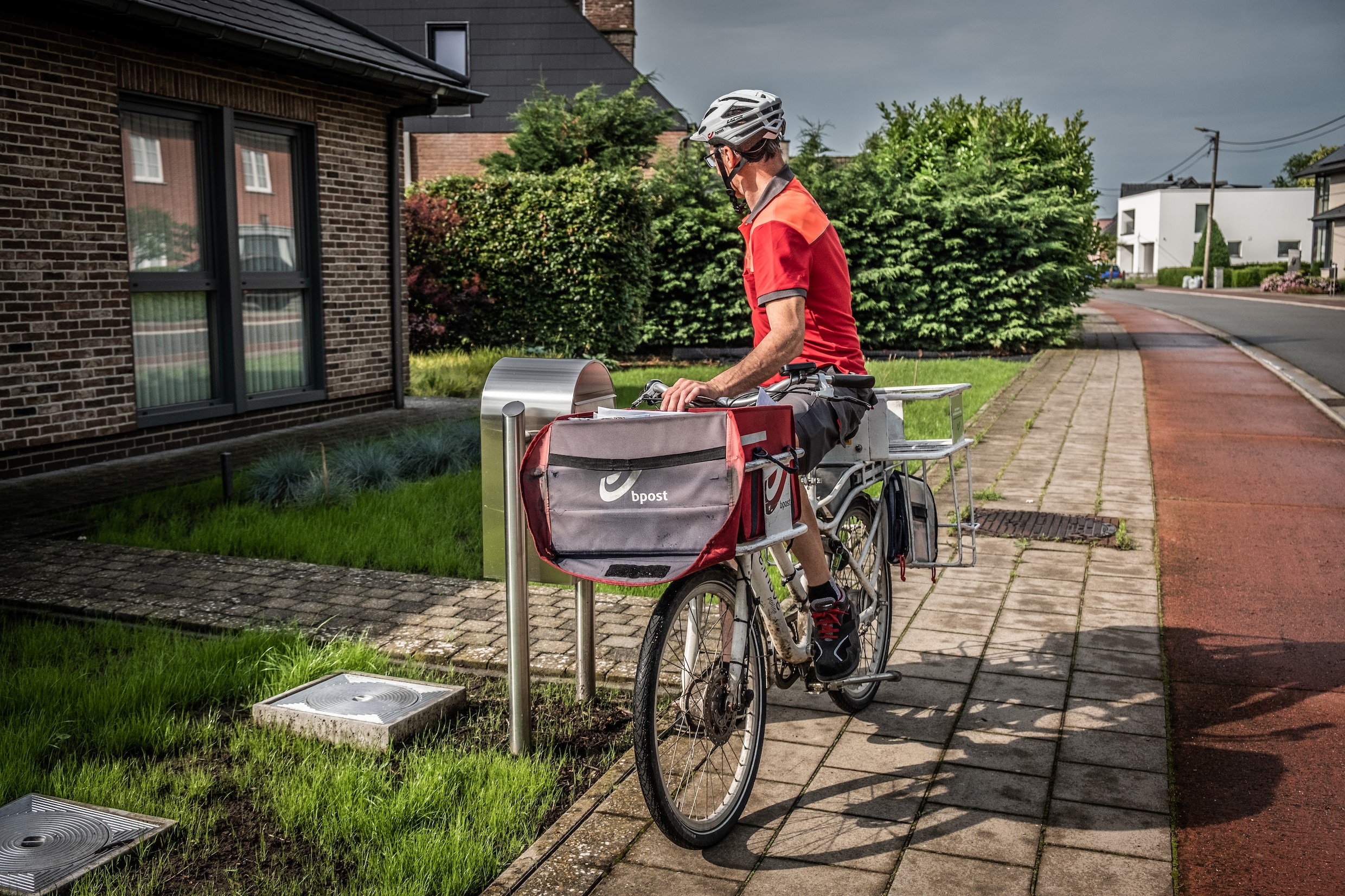 Steekt de vertrouwde postbode volgend jaar nog uw krant in de bus? | De ...