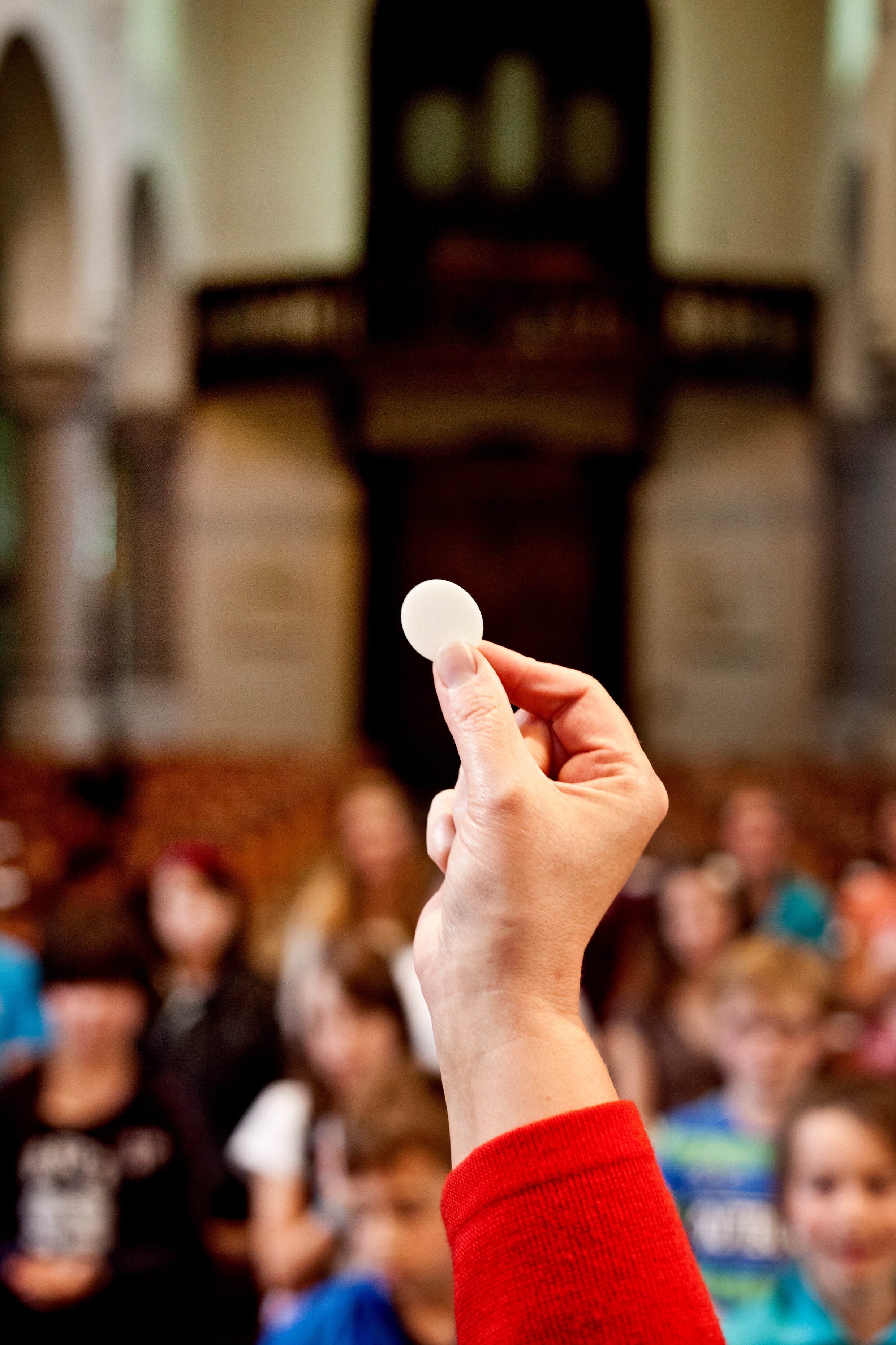 Bloedende hostie slaat Aalsterse priester met verstomming | De Morgen