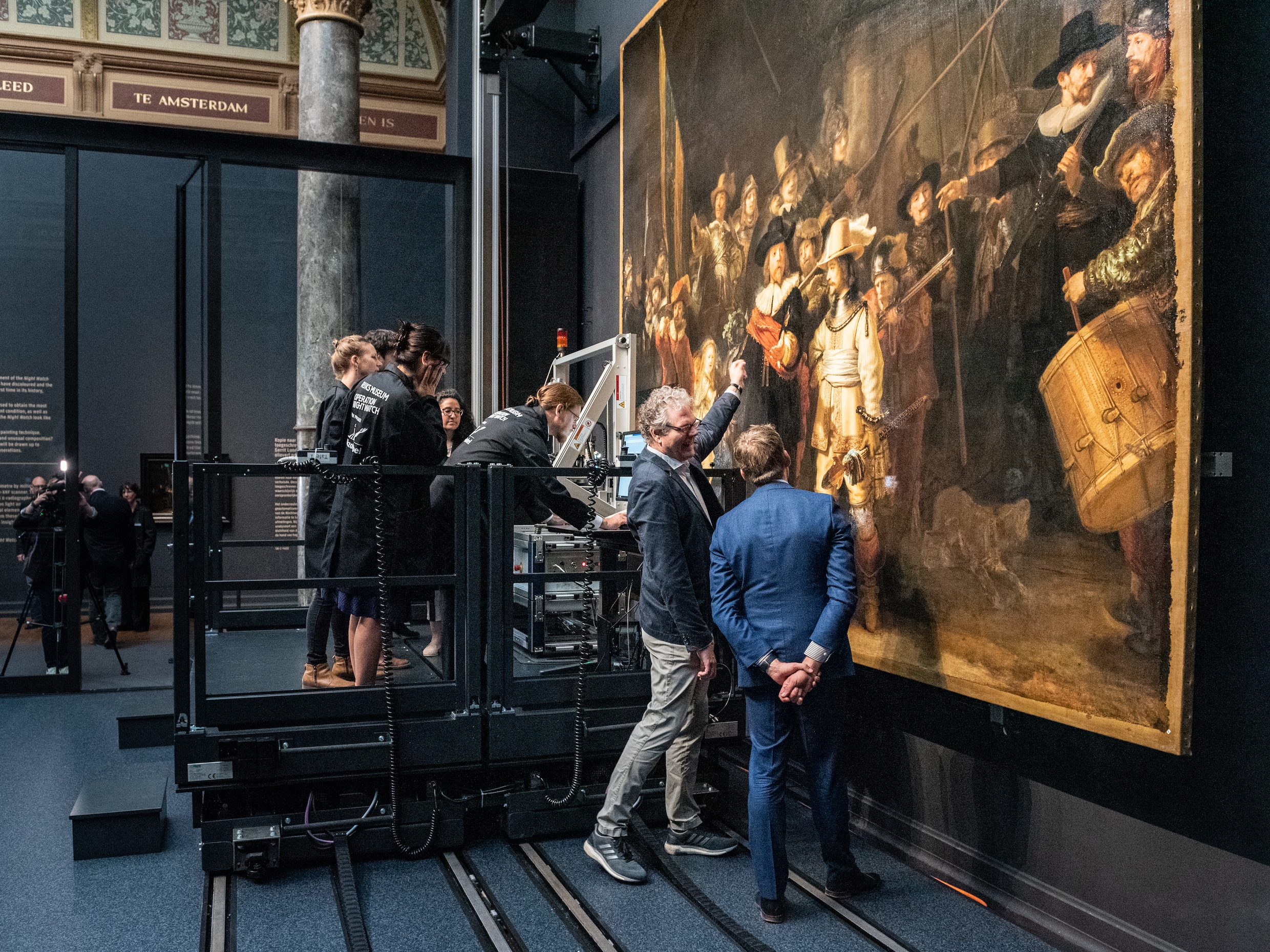 ‘Operatie Nachtwacht’ van start: Rembrandts meesterwerk wordt live gerestaureerd | De Morgen