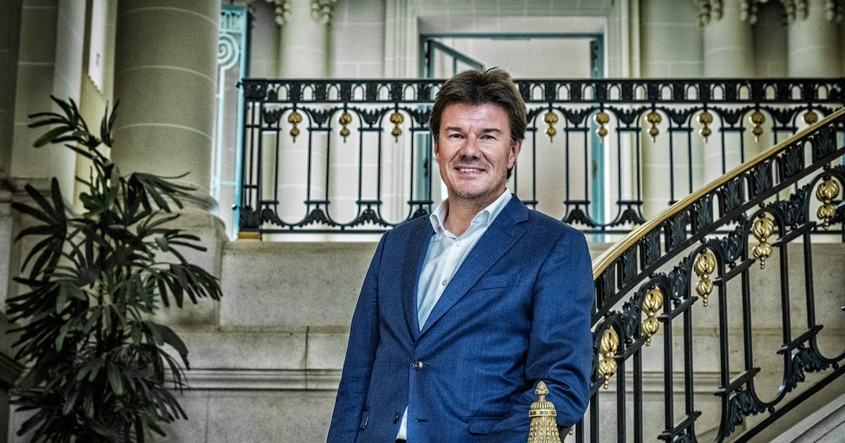 Gatz geeft traditiegetrouw zijn collega’s een boek cadeau voor op ...