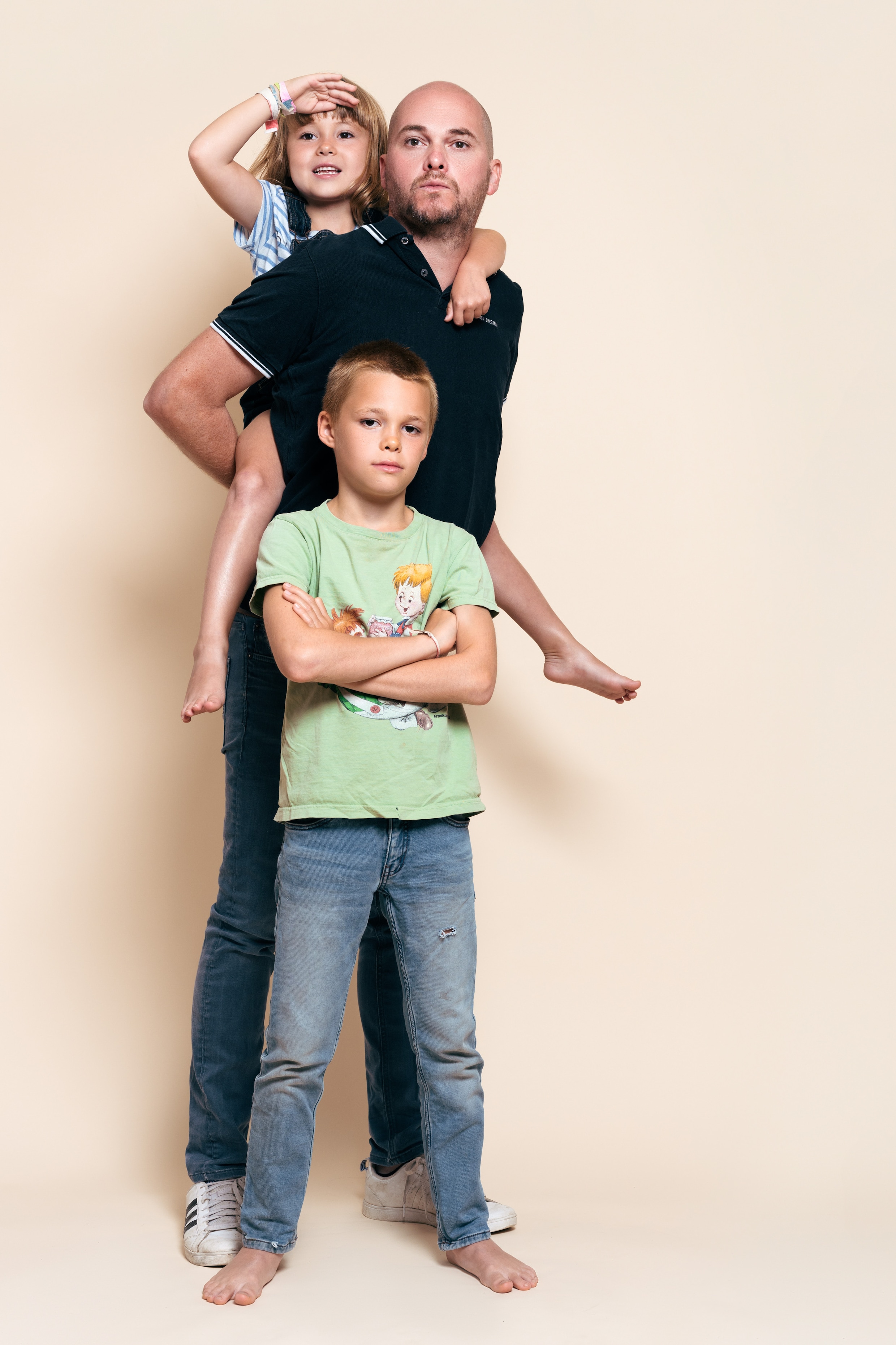 Een gezin, verbonden door een kleurplaat. Het beeld oogt idyllisch maar ...