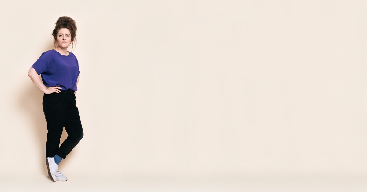 De man loopt even gehaast als voordien, maar de situatie is wel ...