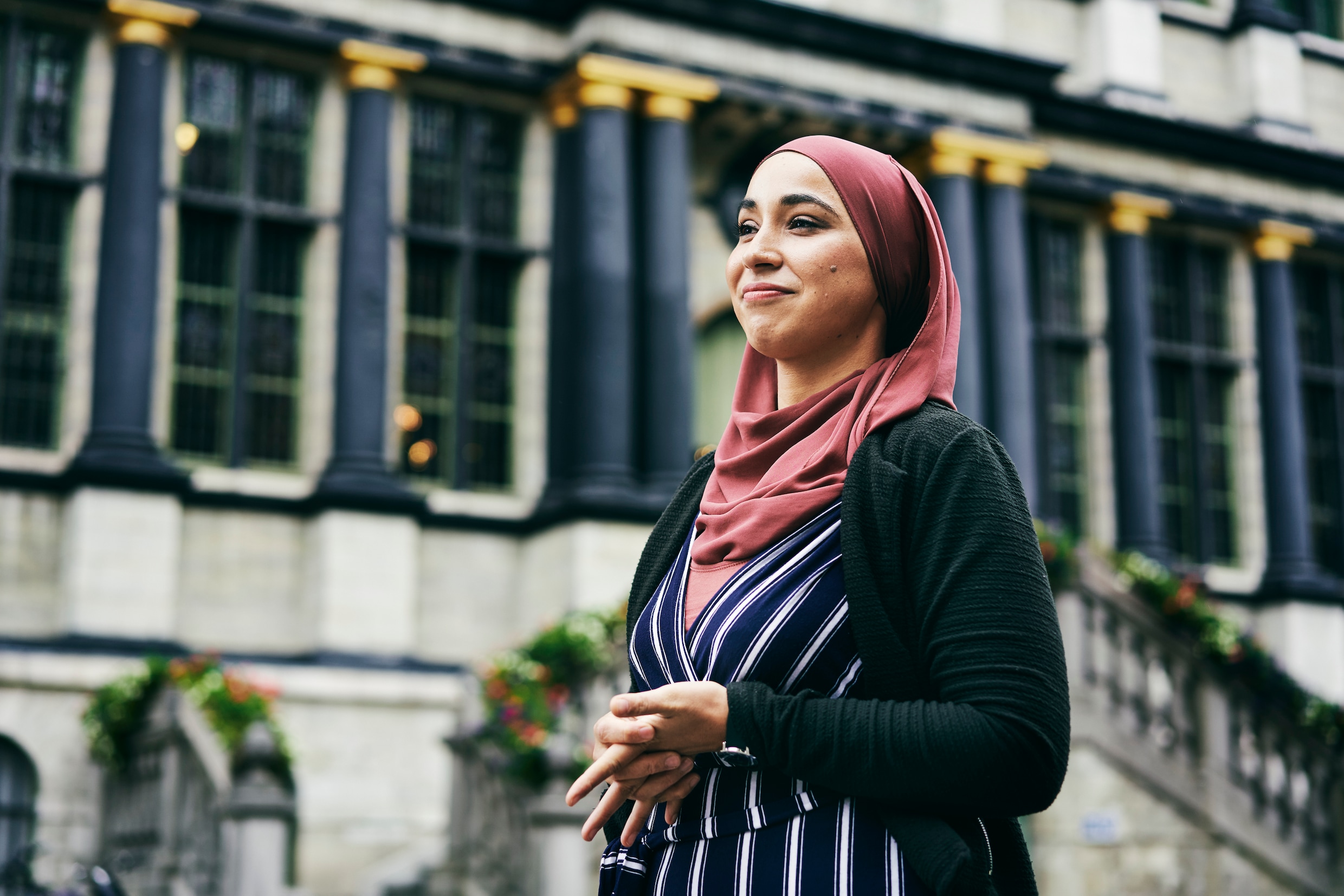 Overheid mag hoofddoek verbieden, zegt Europees Hof: ‘Niet omdat iemand ...