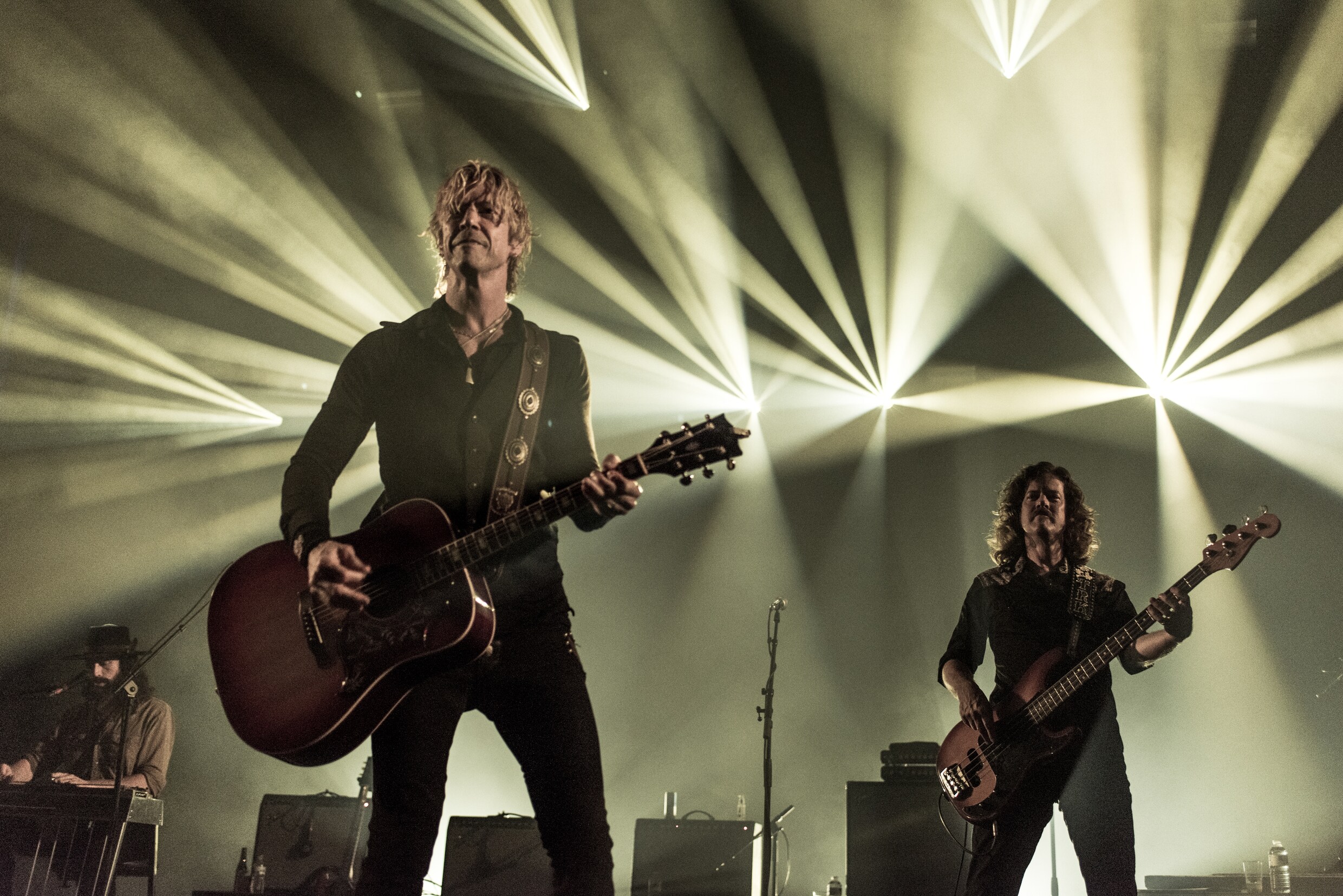 Guns N’ Roses-bassist Duff McKagan maakt van de AB een saloon in Texas ...