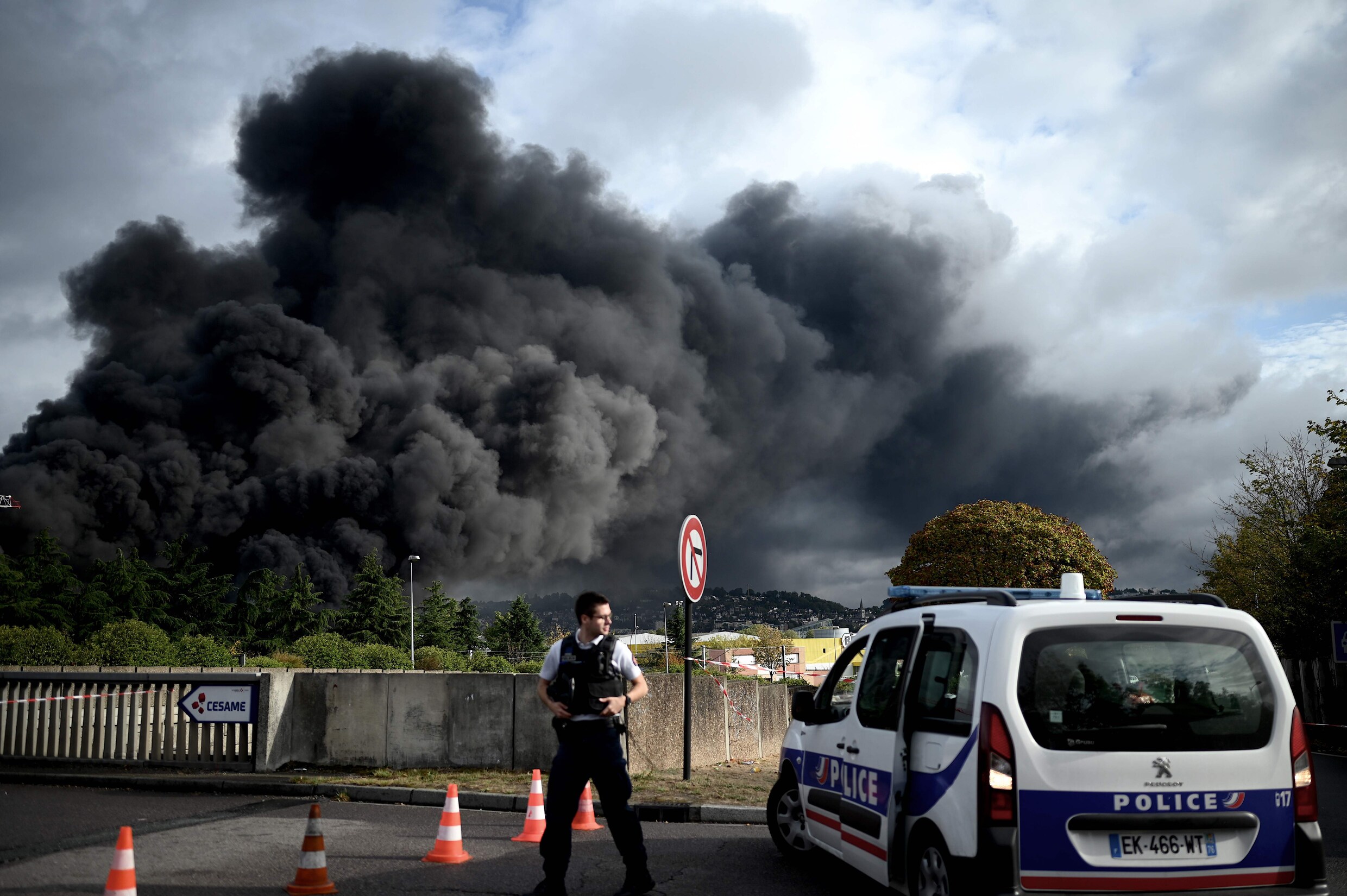 Gigantische rookwolk van brand in Franse chemische fabriek trok over ... Gigantische rookwolk van brand in Franse chemische fabriek trok over ...