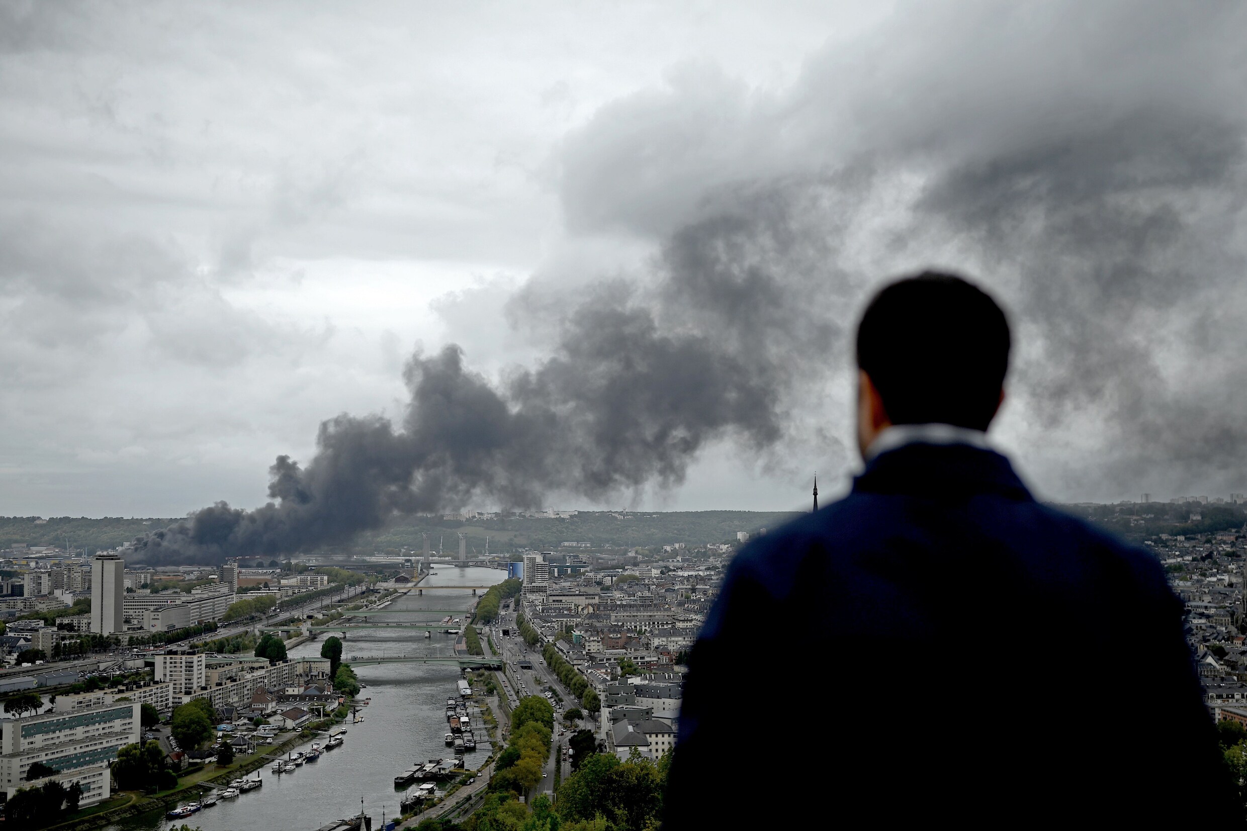 Gigantische rookwolk van brand in Franse chemische fabriek trok over ... Gigantische rookwolk van brand in Franse chemische fabriek trok over ...