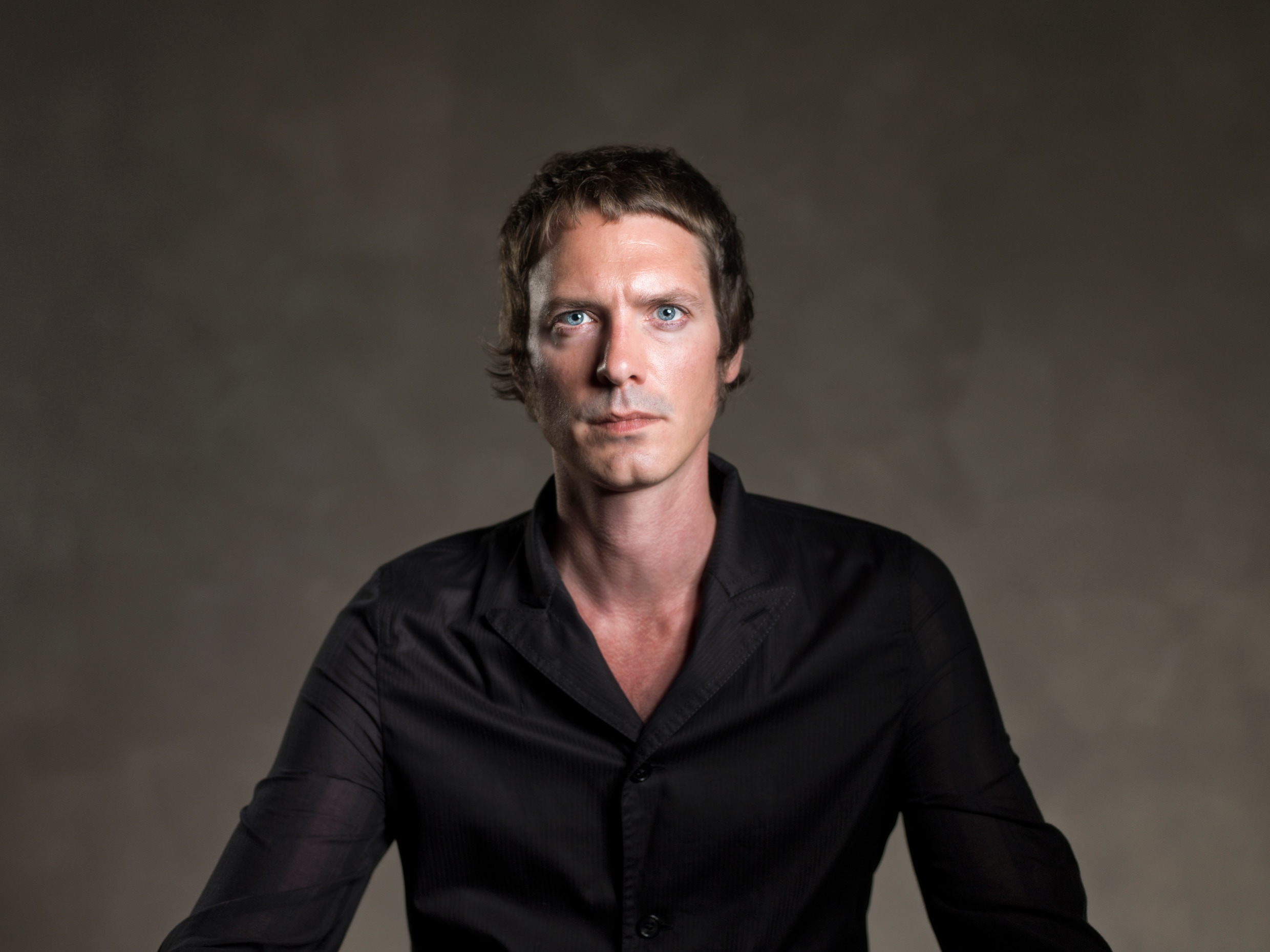 Roderik Six kruipt in de behekste bovenkamer van een kille dwingeland ...