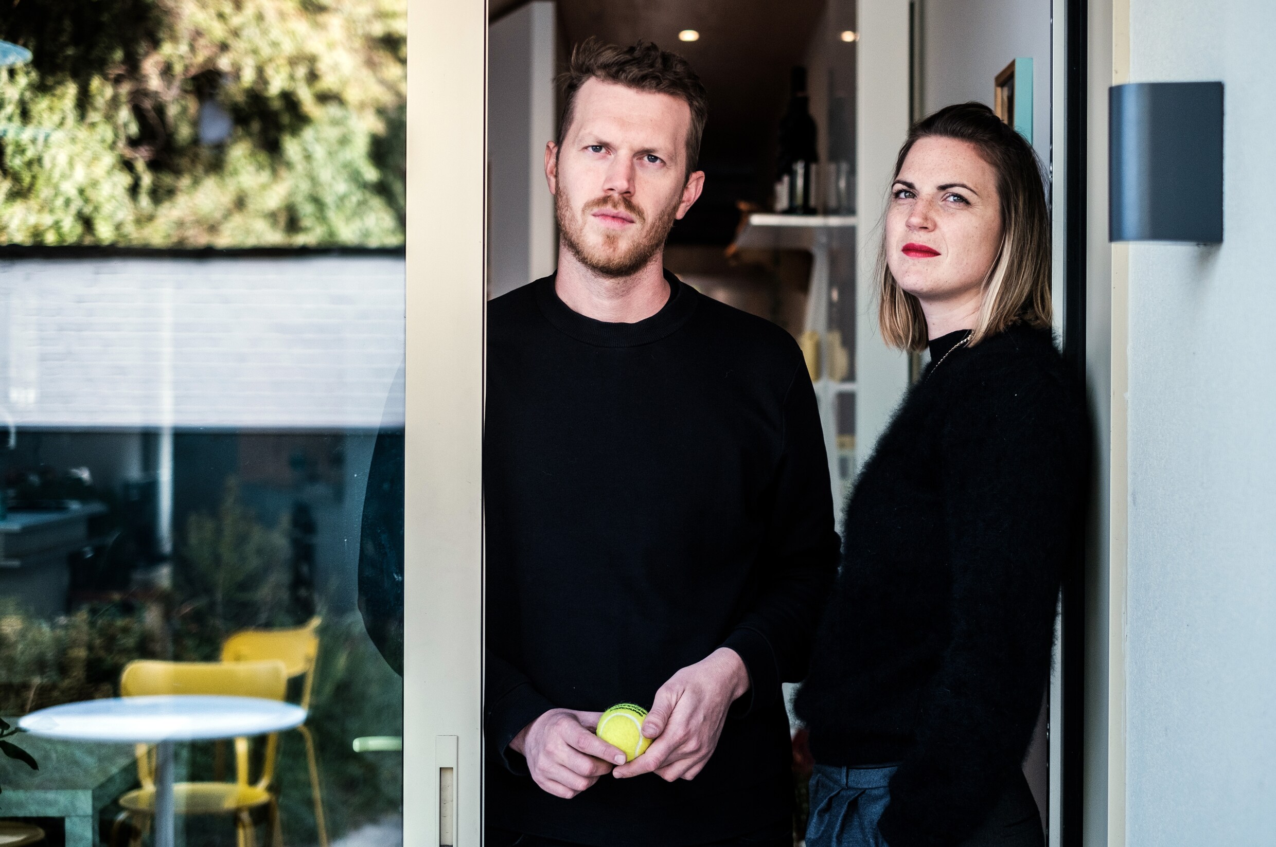 Schrijver Bert Moerman en zus Lore: ‘Het was altijd vloeken op de ...