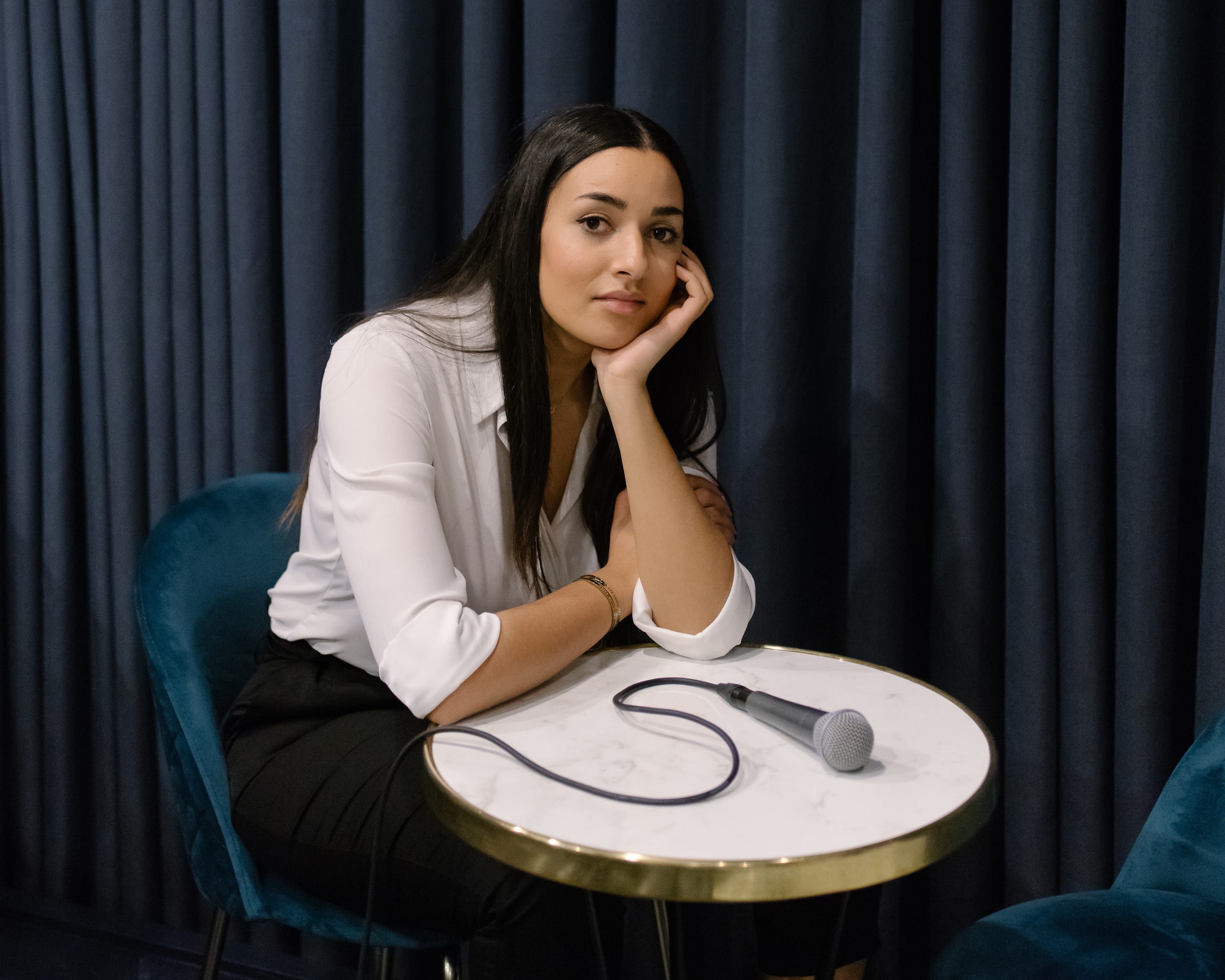 Stand-up­comedian Serine Ayari (28): ‘Platte moslim­mopjes maken voor ...